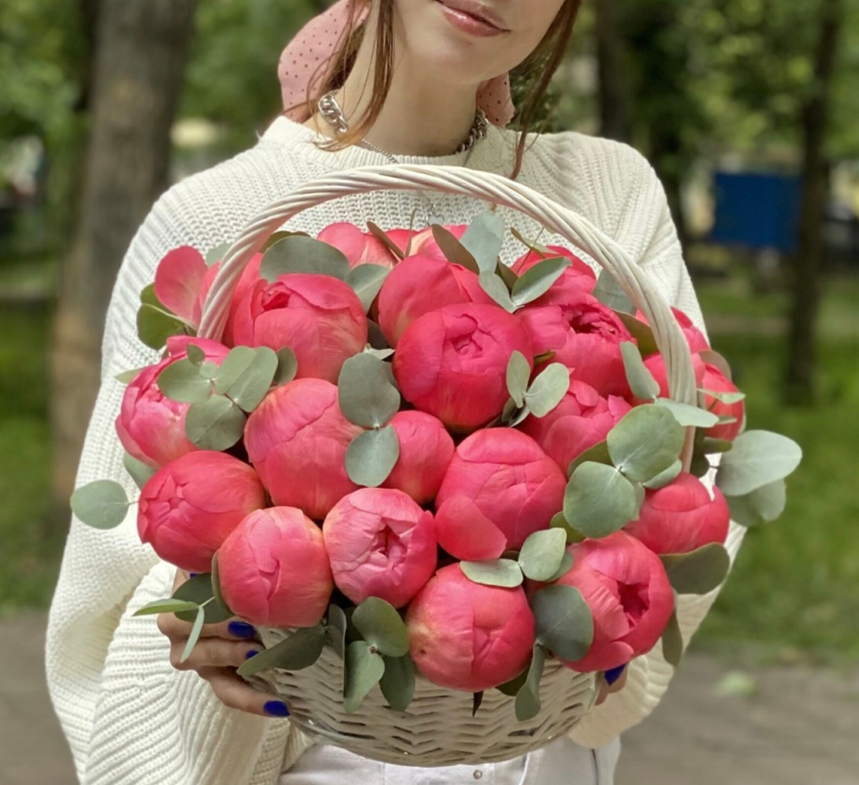 Корзина с пионами хамелеонами Коралл Шарм (15) с добавлением ароматного эвкалипта