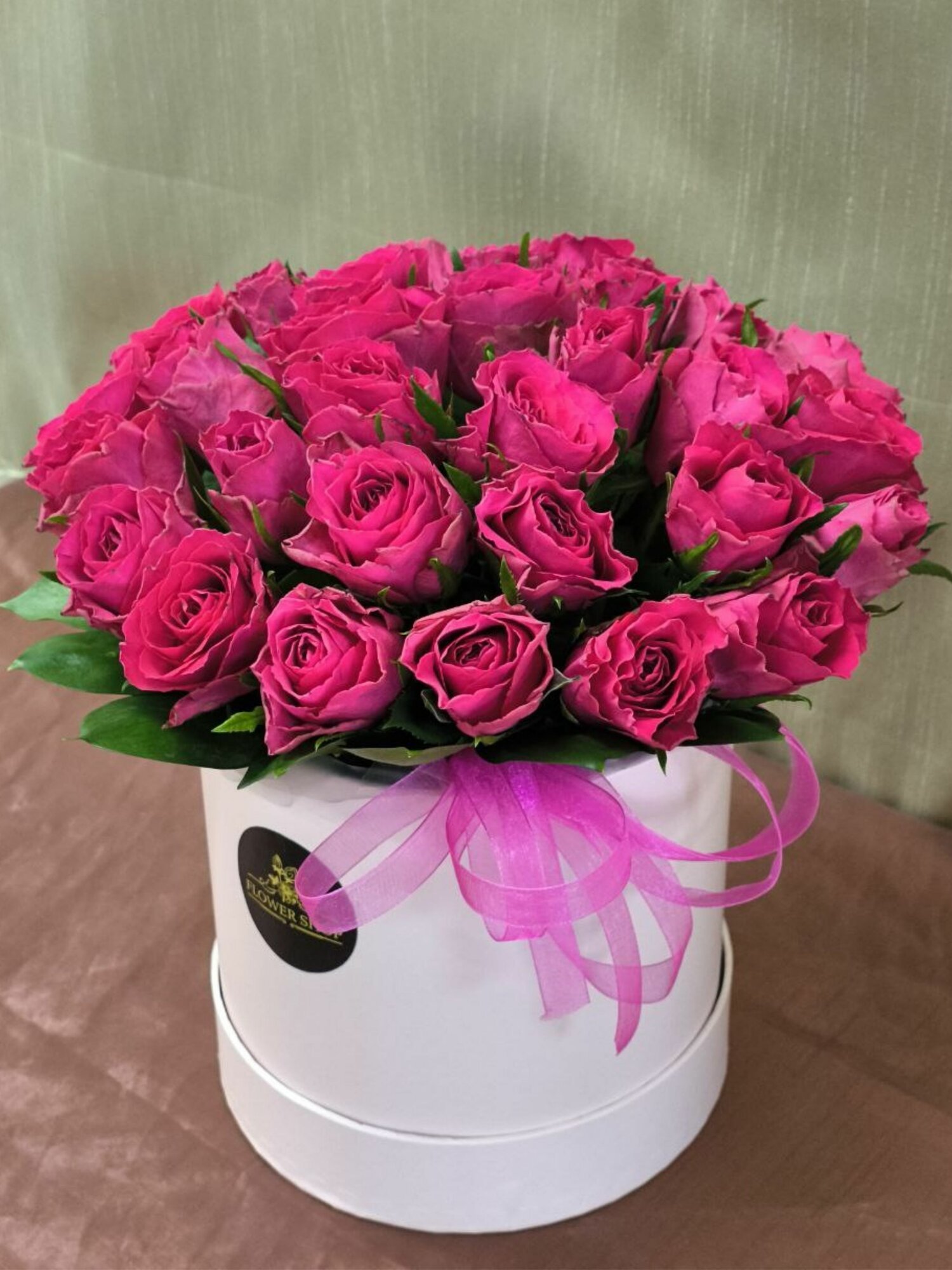 Шляпная коробка живых цветов из Малиновых Роз 35 шт. высота 30 см. FLOWER SHOP