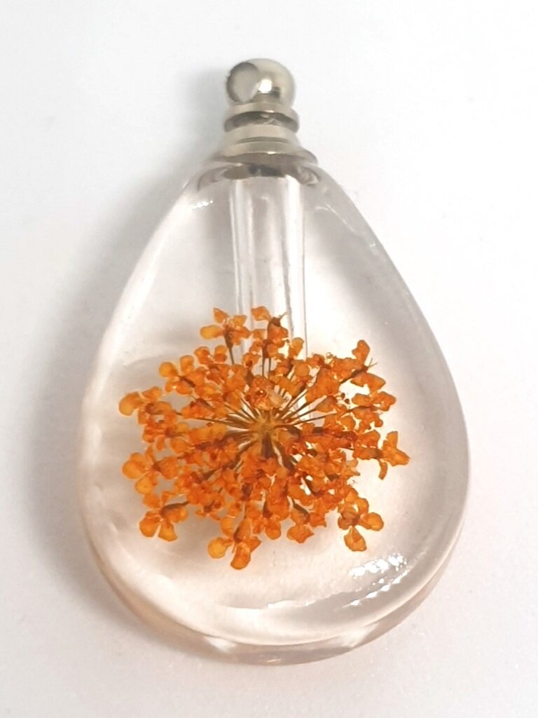 Амулет-аромафлакон 2 в 1 "Соцветие лета" для эфирных масел; цвет: оранжевый, прозрачный, гербарий; размер: 20х32мм; природное растение, кулон