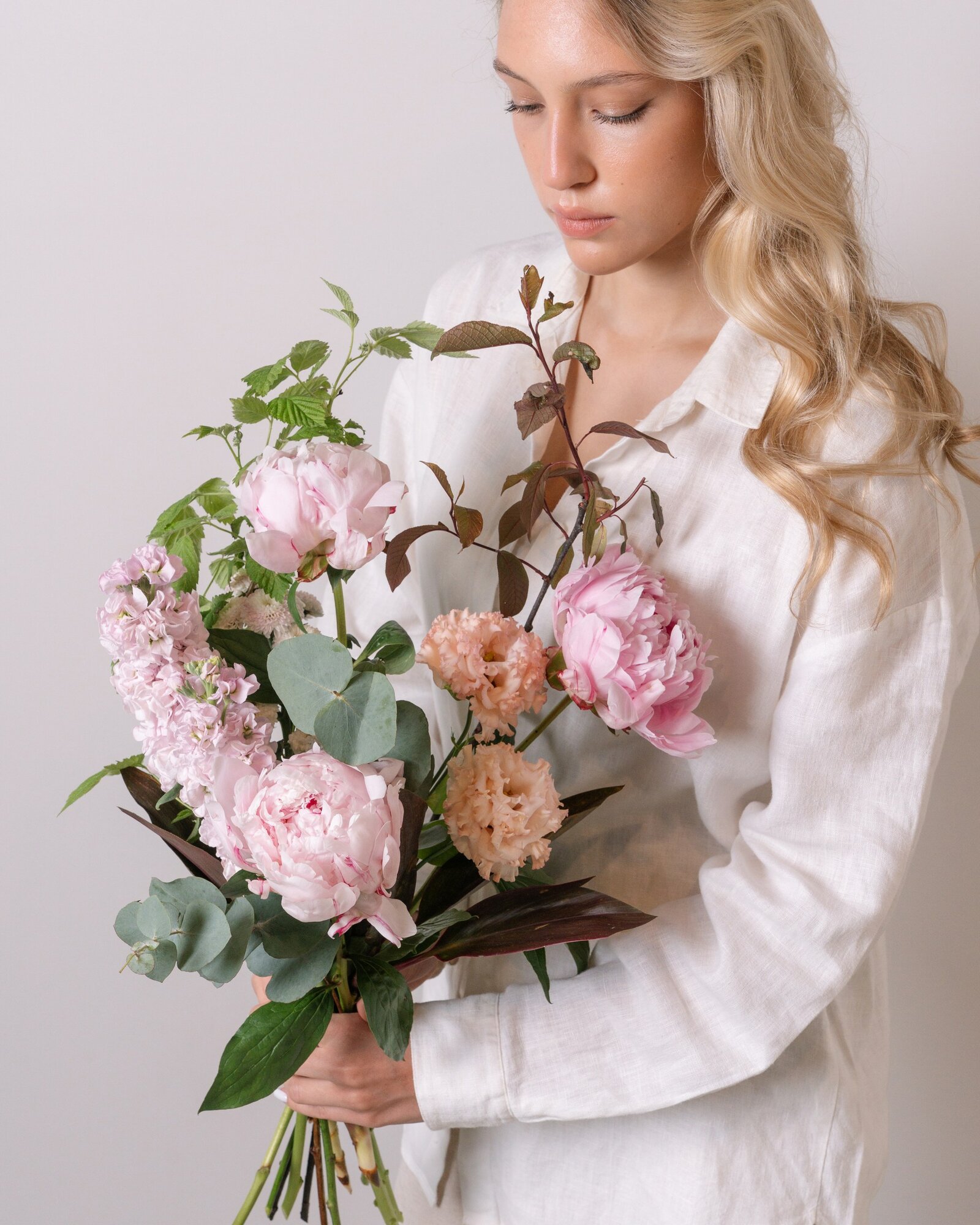 Букет "Сара" Весна-Лето, интерьерный букет, пионы и травы, нежный дизайн