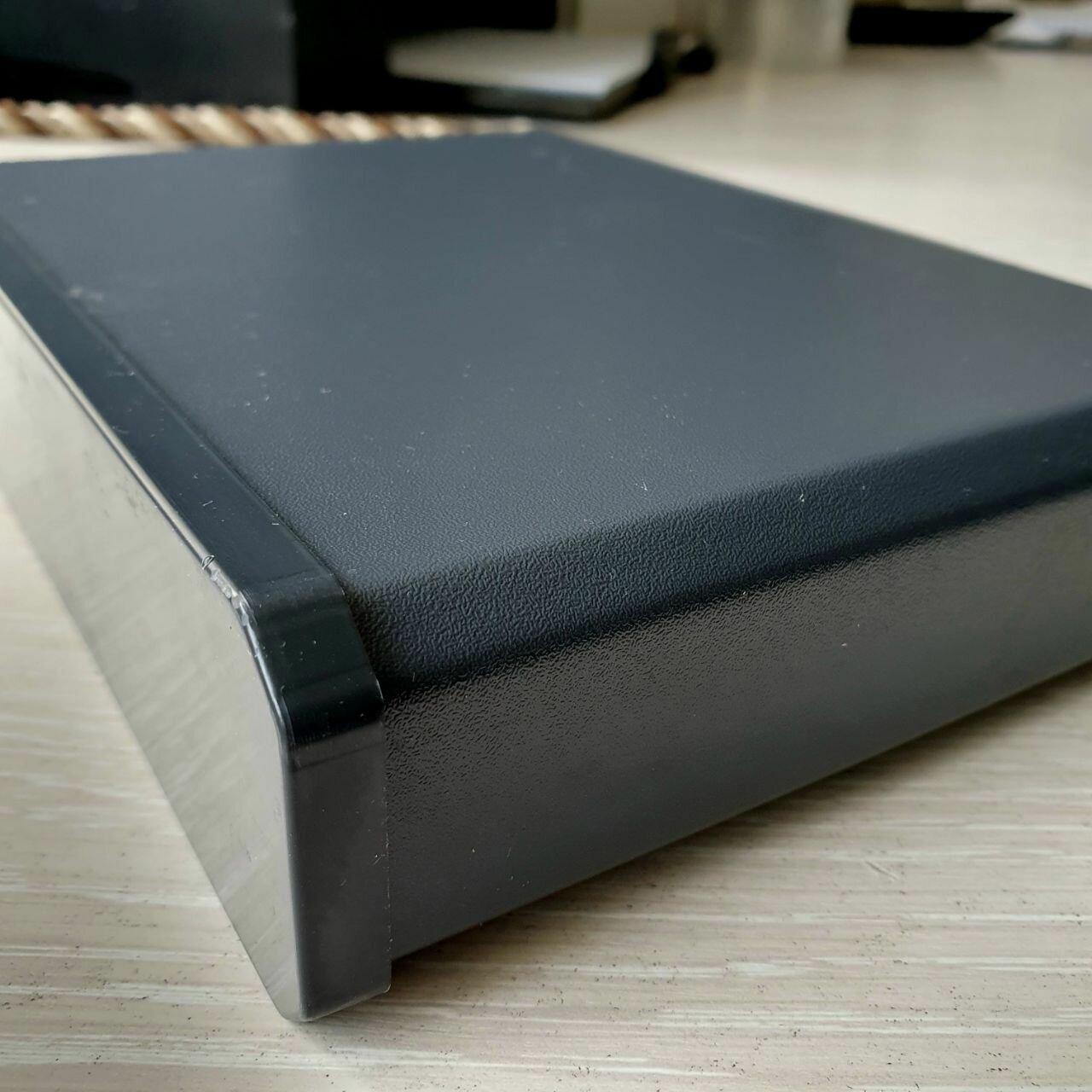 Подоконник премиум Антрацит 150х800 в комплекте с заглушкой двухсторонней ABS