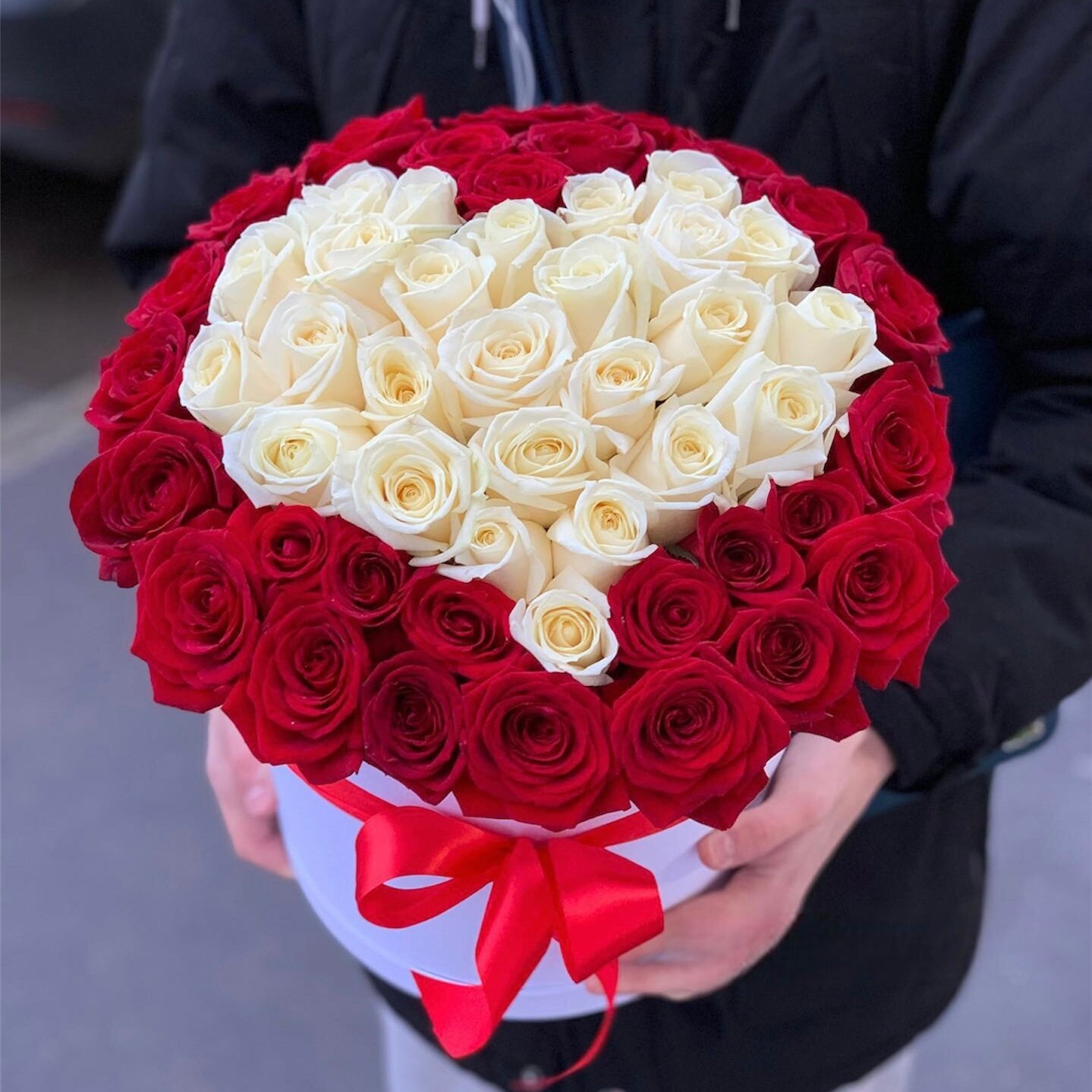 Букет из красных и белых роз 51 шт сердце, красивый букет цветов, шикарный, премиум цветы, премиум букет