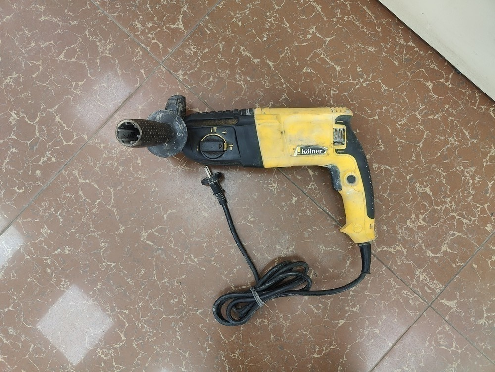Перфоратор KOLNER KRH 820H (820 Вт, SDS+, 2,5Дж,1150 об/мин, 3 режима, макс. диам. сверл(бетон) 26мм, ПВХ кабель 2м.)