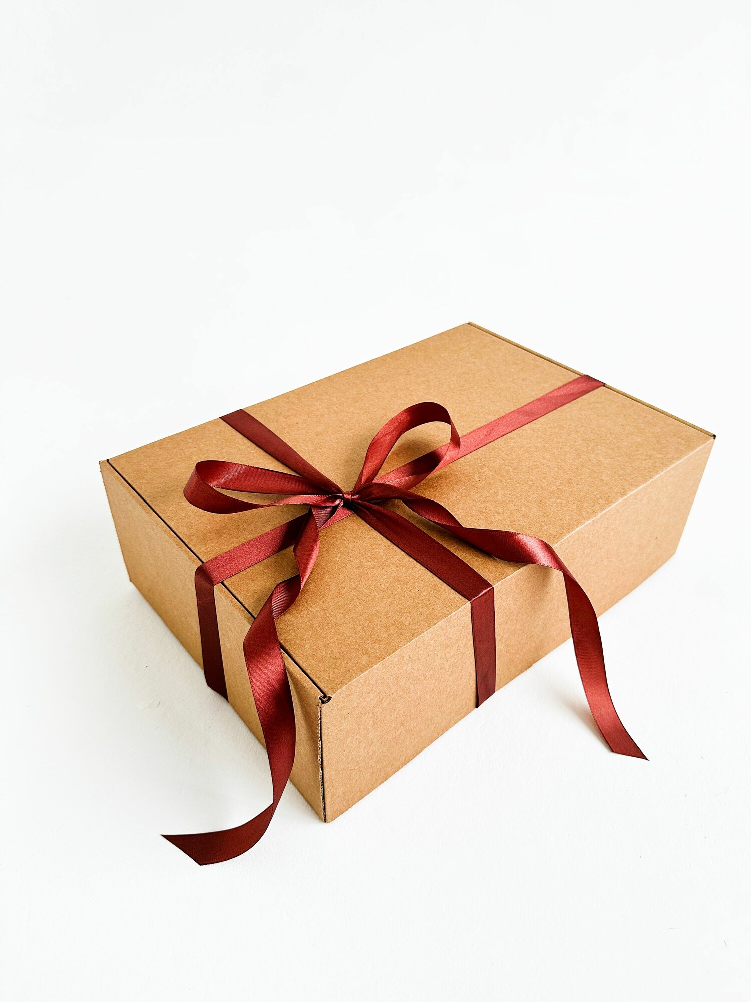 Подарочная коробка GILEV 37х26х12см с коричневой лентой