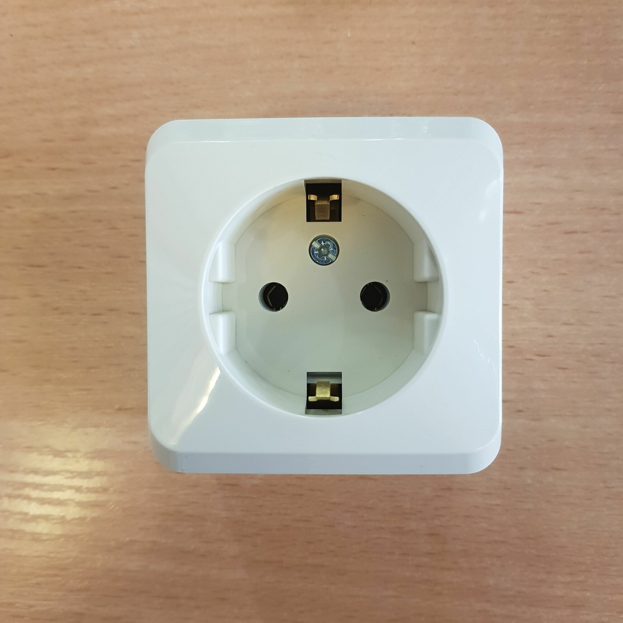 Розетка "Schneider Electric" Этюд с заземляющим контактом, без шторок открытой установки, цвет кремовый 16003К