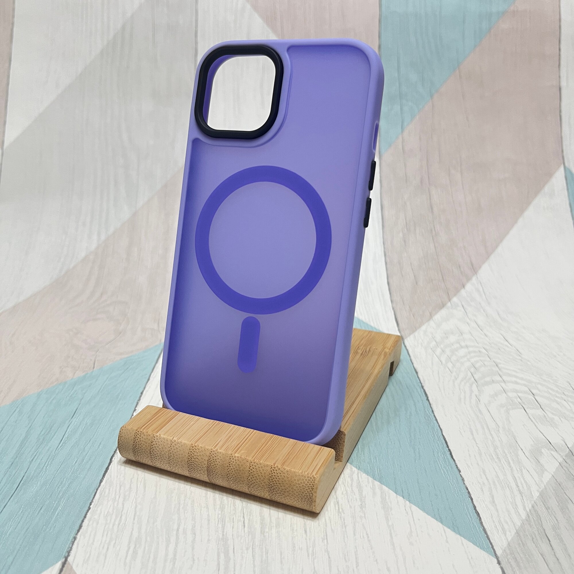 Чехол на iPhone 15 / Айфон 15 полупрозрачный матовый, фиолетово-голубой, с MagSafe