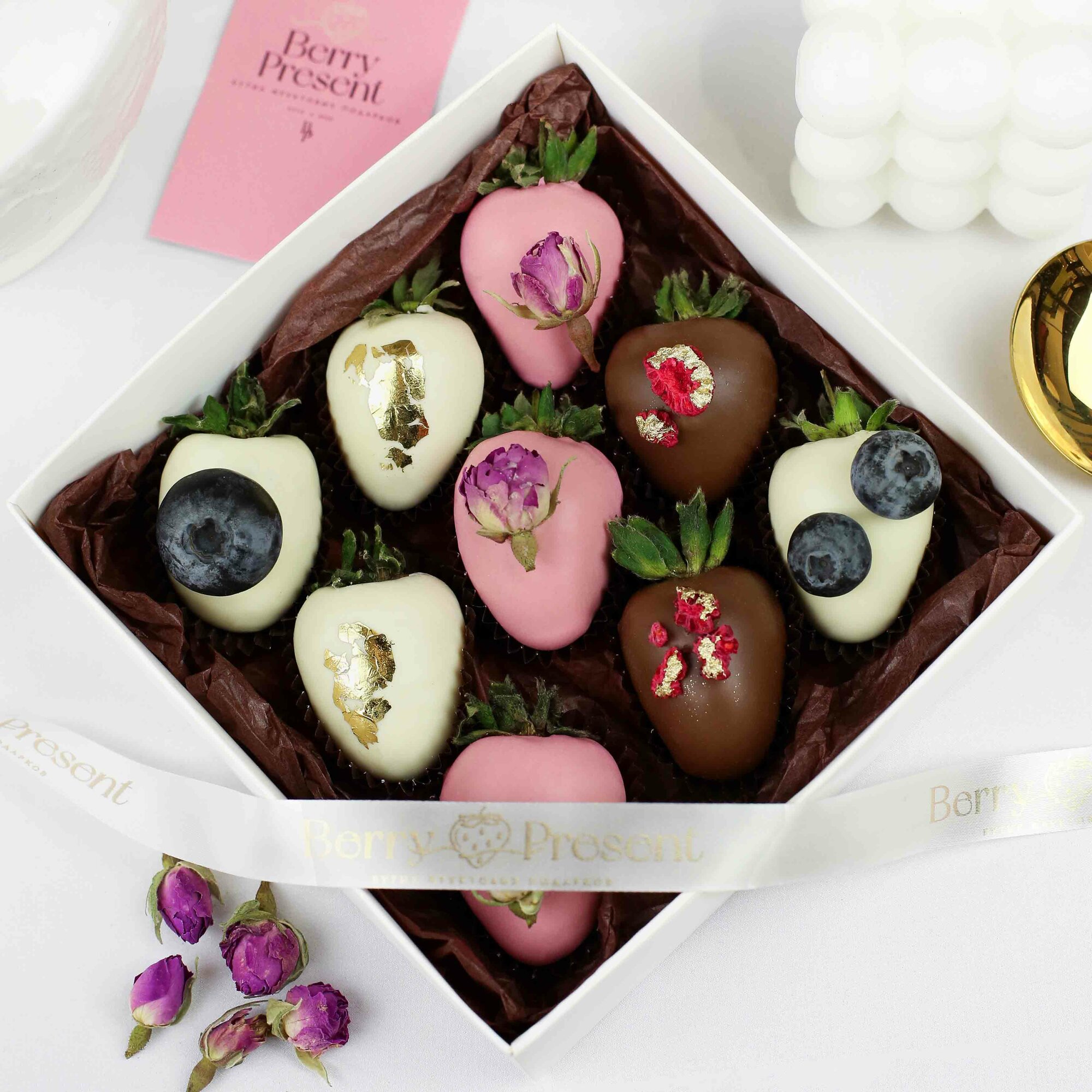 Клубника в шоколаде в коробке набор "Rose" цветами и голубикой, 9-12 шт.