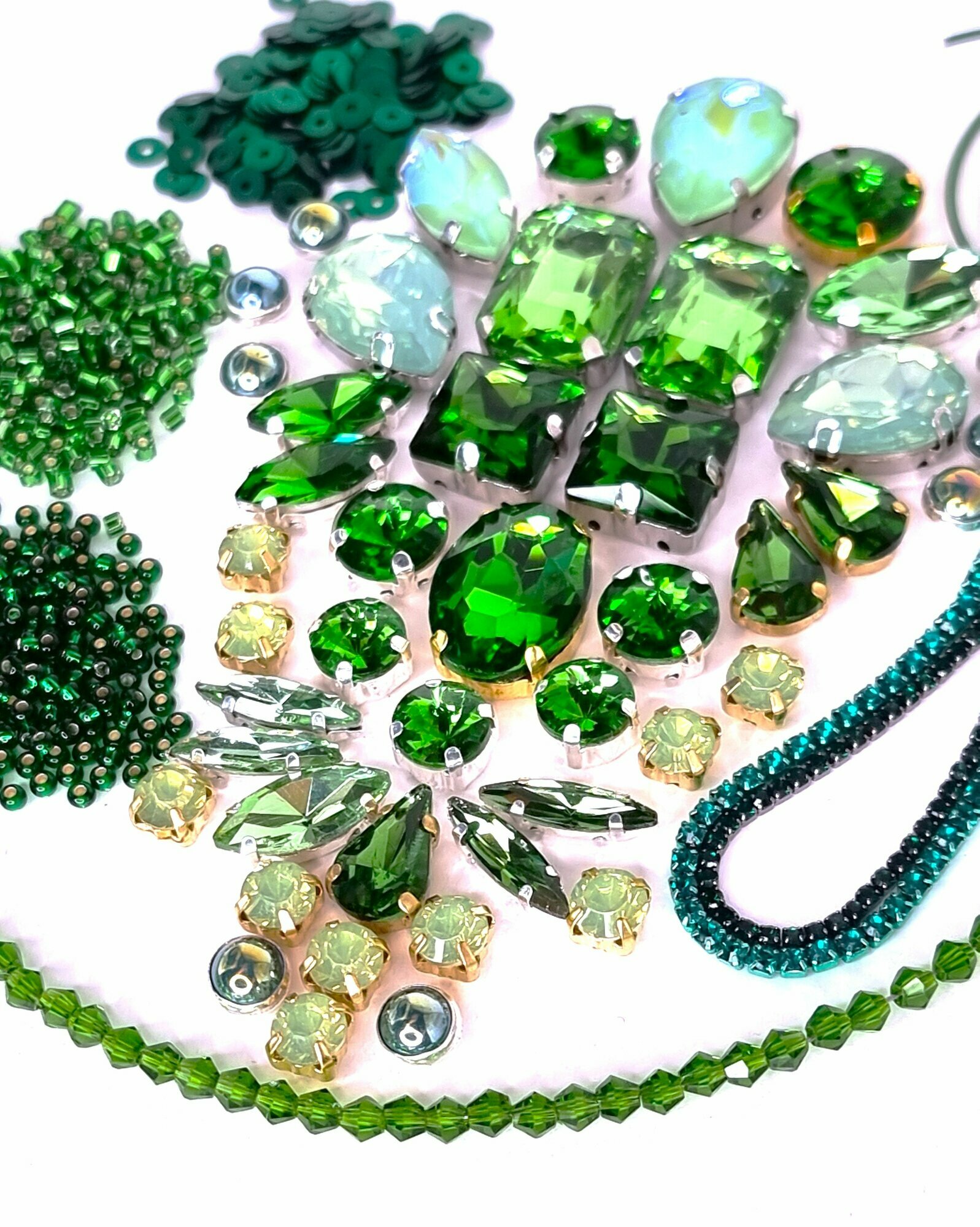 Стразы, пайетки, бисер "Набор зеленый". 87шт.