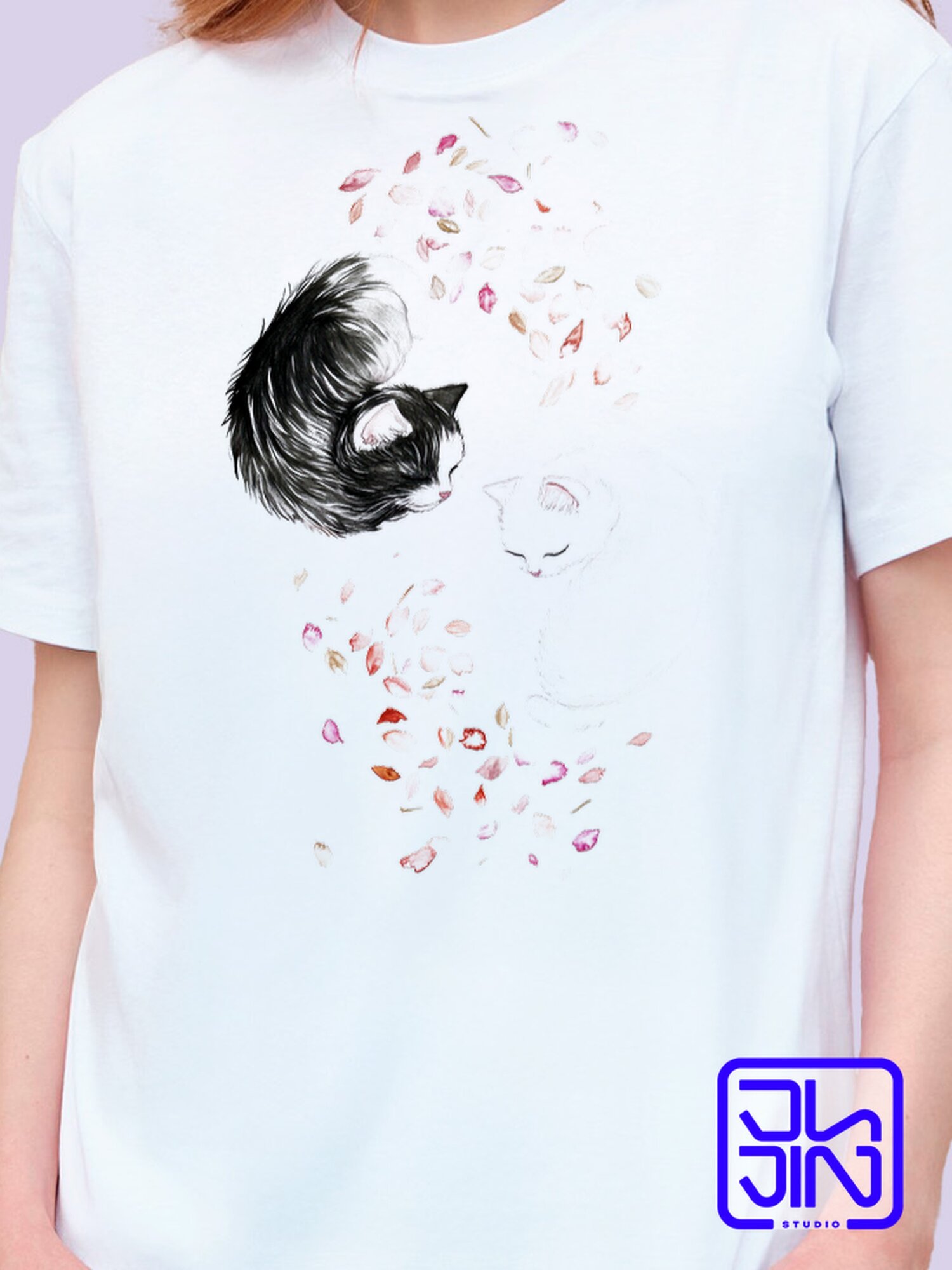 Футболка классическая женская с авторским принтом Минималистичная черно белая кошка инь янь среди цветочных белых лепестков, белый хлопковый трикотаж с прикольным рисунком на груди