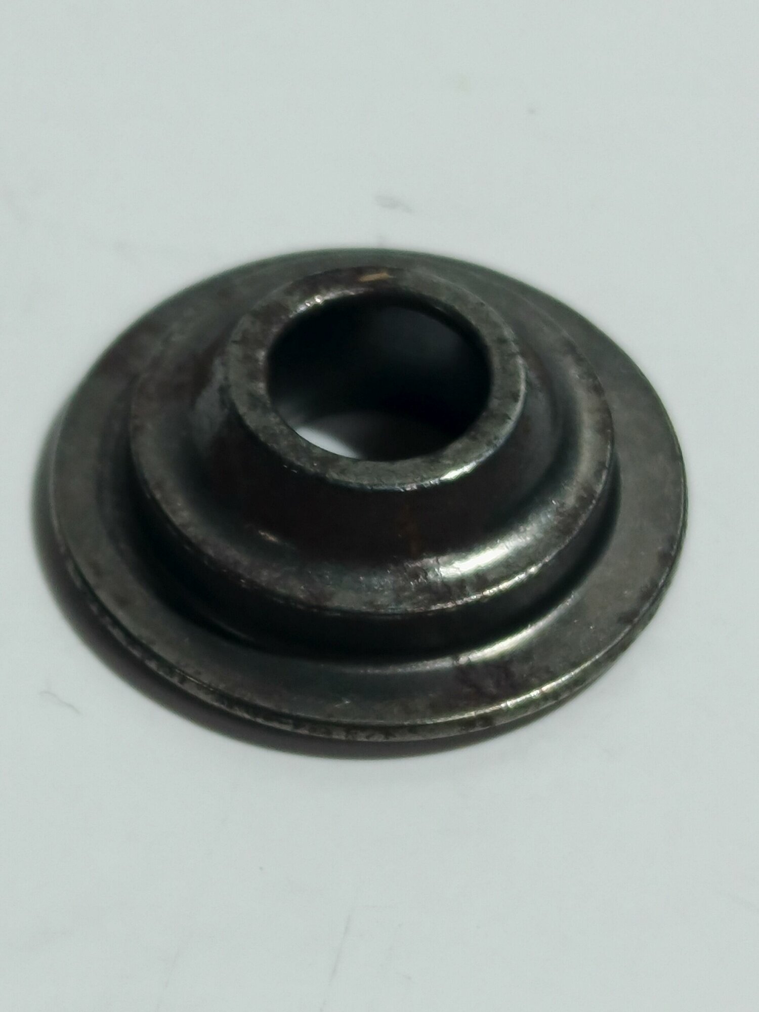 Седло пружины клапана верхнее JAC J7 [1.5 16V 6MT лифтбэк Turbo] 1003015GG010