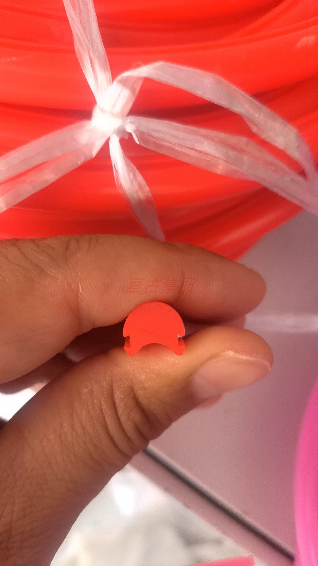 Гибкая неоновая светодиодная лента, красный цвет, ширина канала 12 мм, длина 1 метр для рекламных вывесок