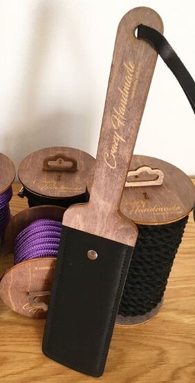 Пэдл из дерева и кожи.