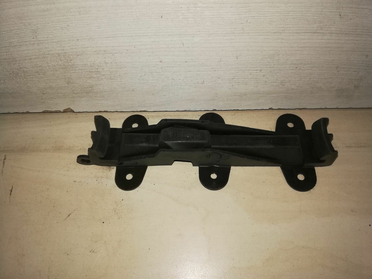 Кронштейн переднего бампера Audi 80 B3 новый ORIG. 4A0807253