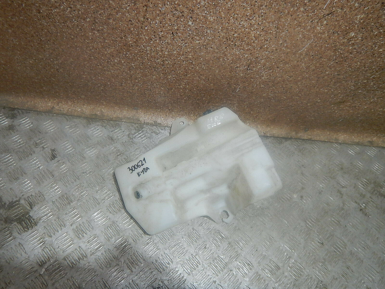 Б/У Бачок омывателя лобового стекла, Ford (Форд)-KUGA (13-) FORD KUGA (13-19) Сломано крепление. 300621 FORD арт. CV4417...