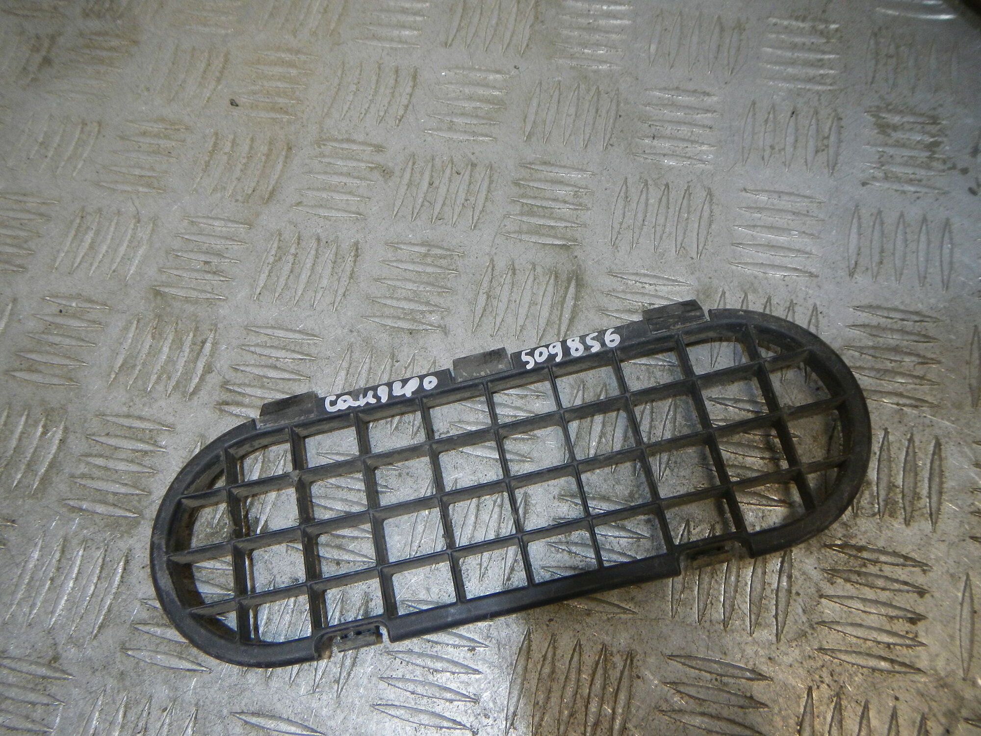 Б/У Решетка вентиляционная, Renault (Рено)-SANDERO (09-) RENAULT SANDERO (09-) Царапины. 509856 RENAULT арт. 788543763R