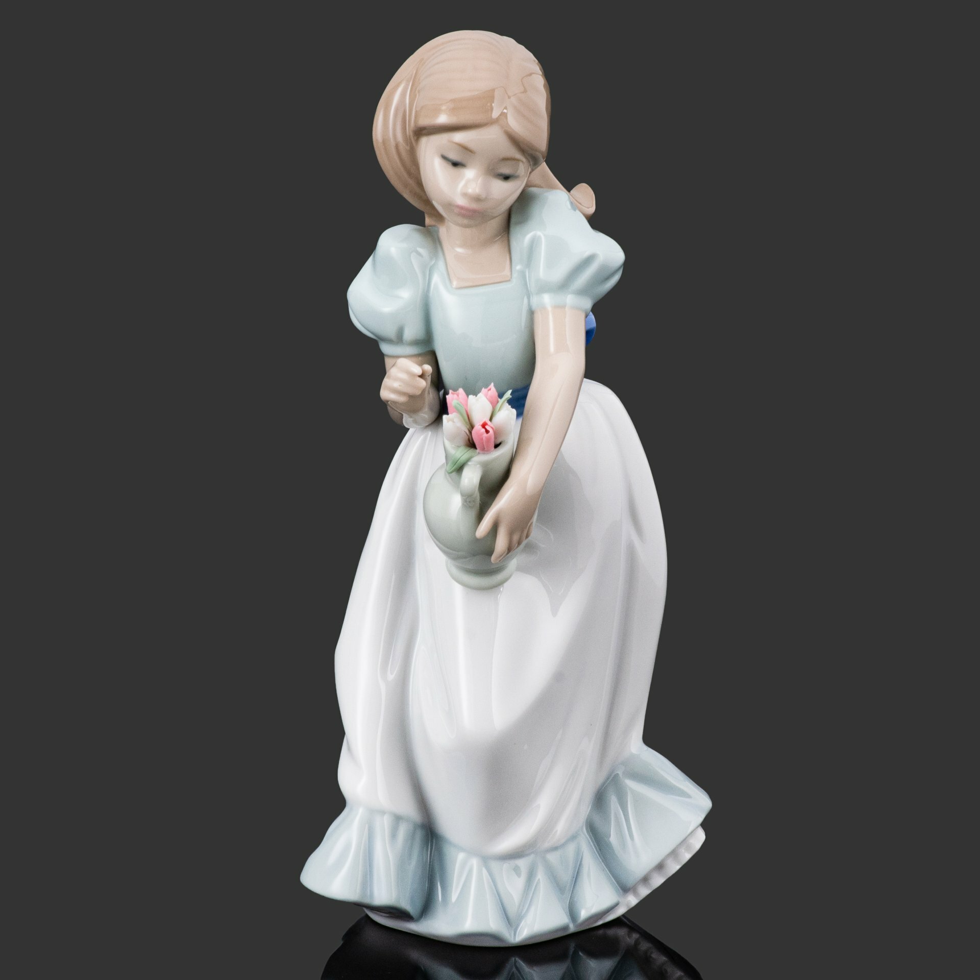 Статуэтка "Девушка с тюльпанами в вазе", фарфор, роспись, NAO Porcelain, Испания, 1987 г.