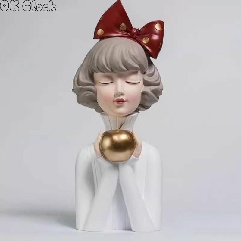 Декоративная статуя девушки с букетом