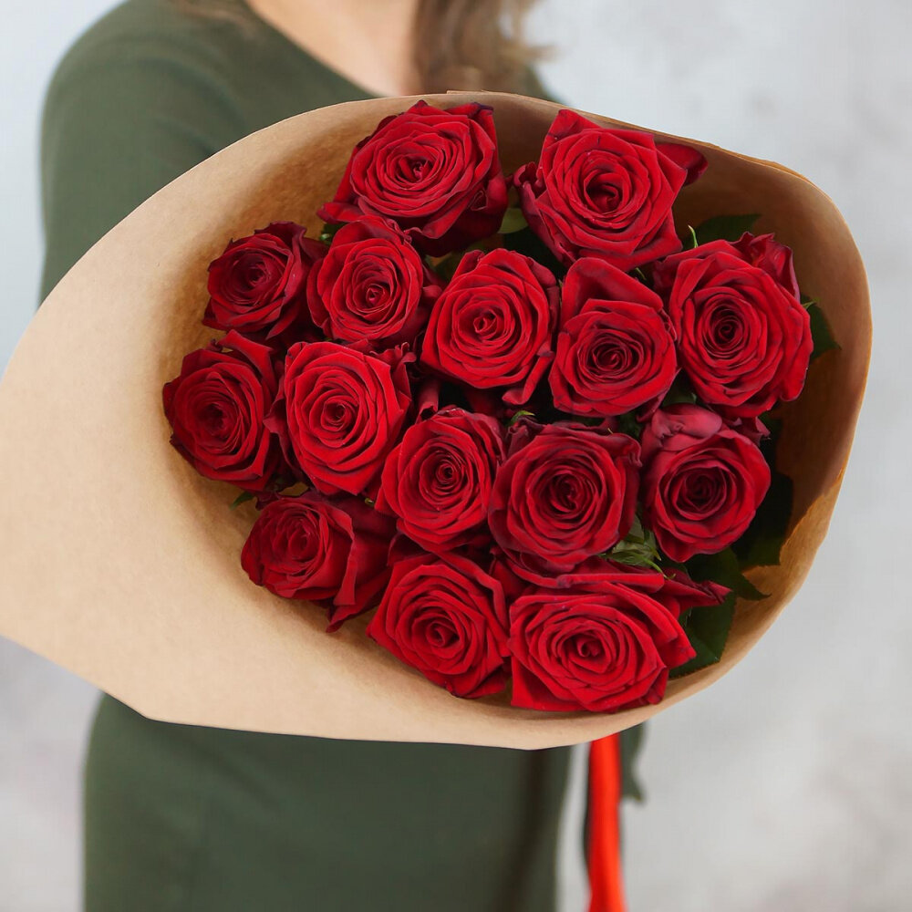 Монобукет "Букет Маркет", 15 роз, высота 60 см, упаковка крафт-бумага