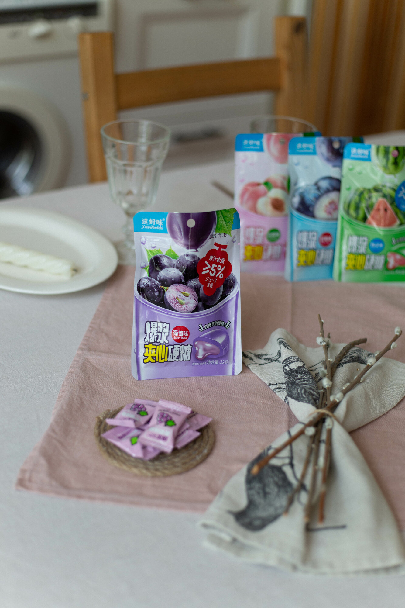 Карамель с жидкой начинкой. Со вкусом винограда. В упаковке 6 конфет. Китай.