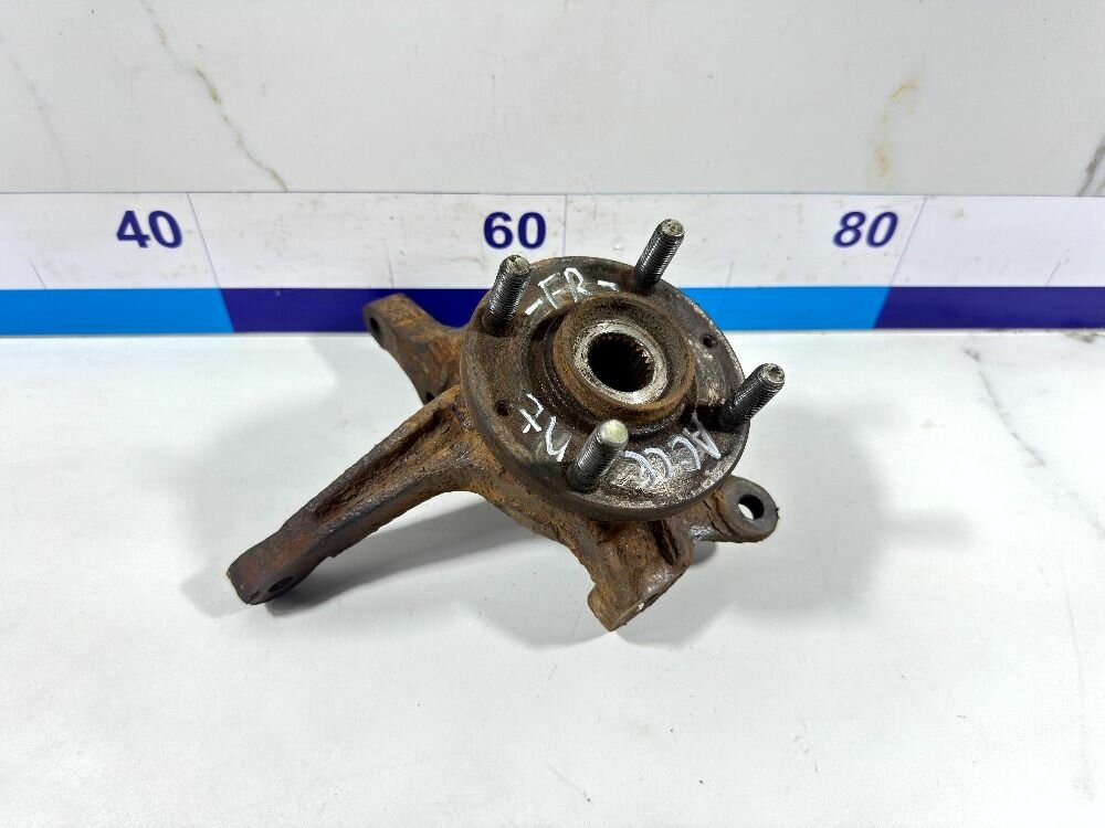 Кулак передний правый Hyundai Accent II