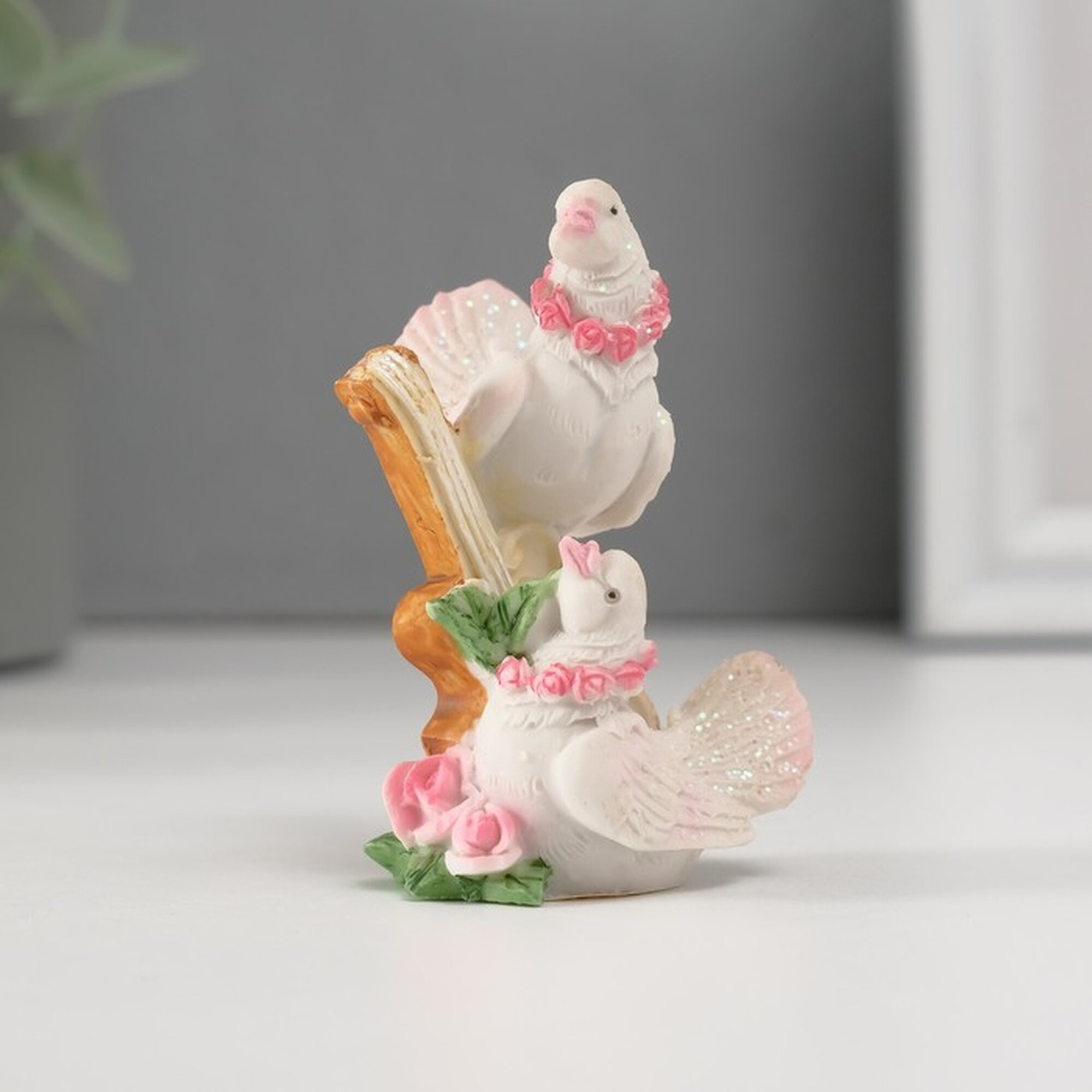 Фигурка Сима-ленд «Голуби в розовом венке», полистоун, 6×4 см, белая