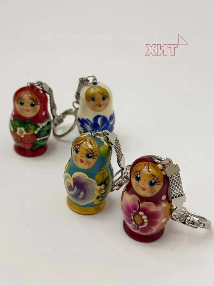 Набор брелков матрешка 4 шт. Яркие сувенирные брелки в русском стиле для подарка. Расписные деревянные брелоки — фото 1