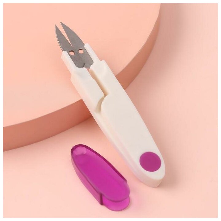 Ножницы для обрезки ниток с защитным прозрачным колпачком - сниппер (цвет в ассортименте)