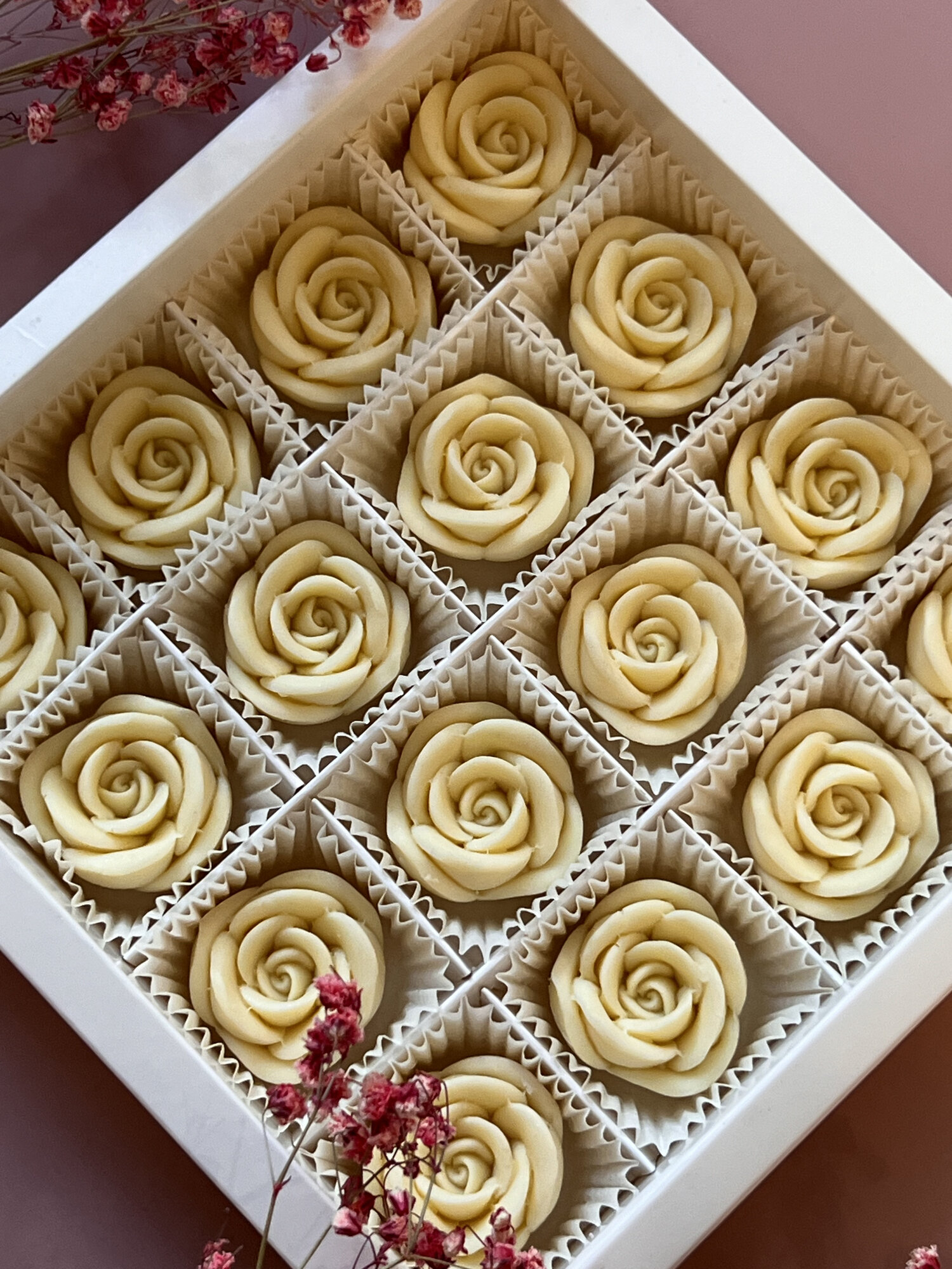 Шоколадный набор "Розы №1", белый бельгийский шоколад, ручная работа