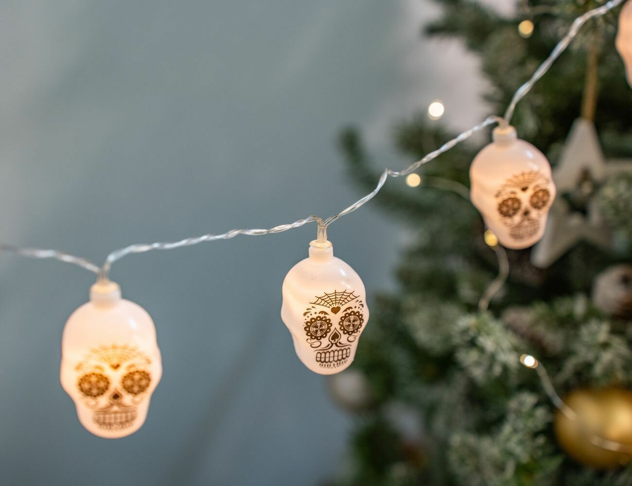 Светодиодная гирлянда скулл, 10 тёплых белых LED-огней, 1.3+0.3 м, прозрачный провод, батарейки, Koopman International AMZ900010-2