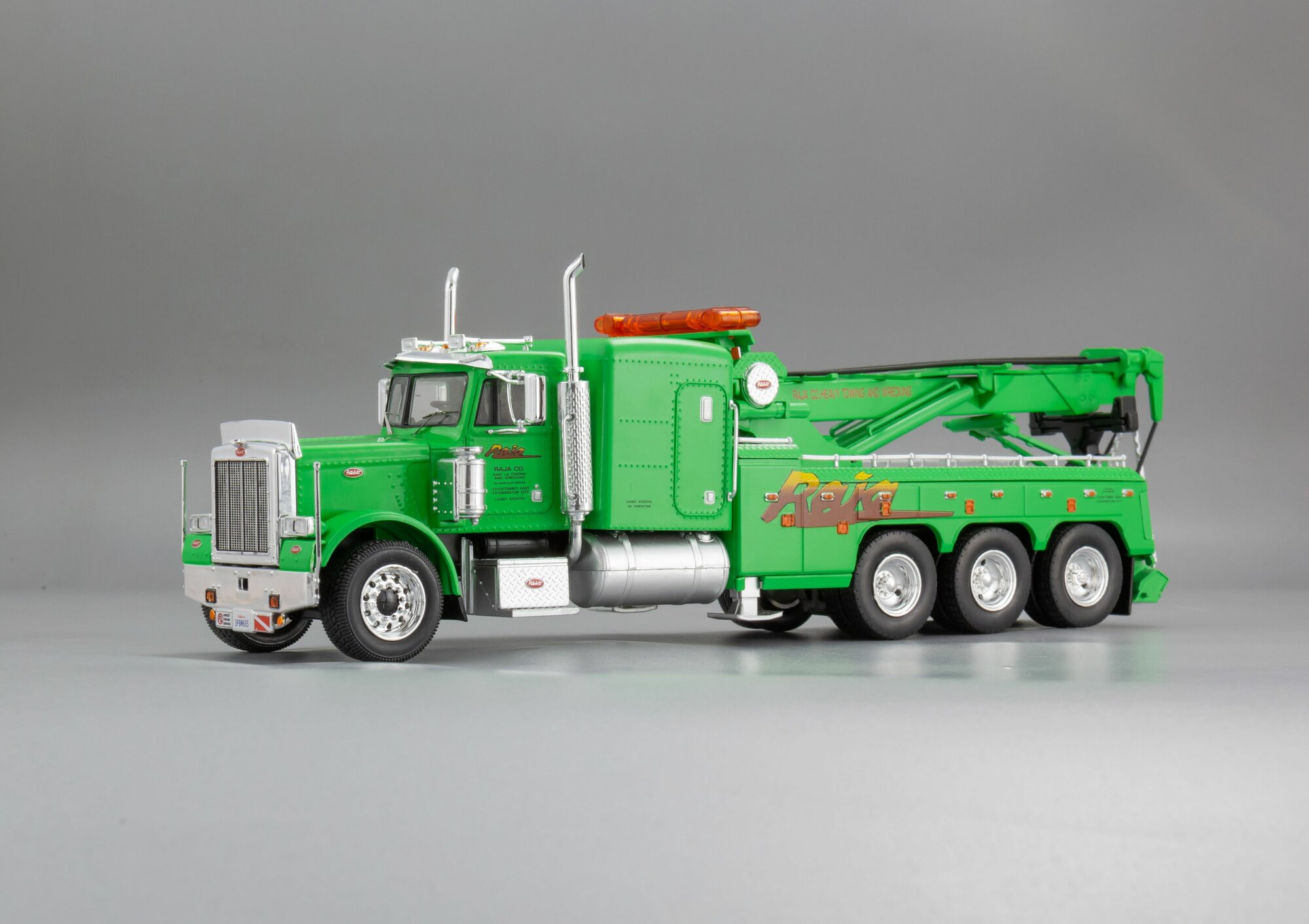 Коллекционная масштабная модель 1:43 Peterbilt 359 Wrecker от IXO