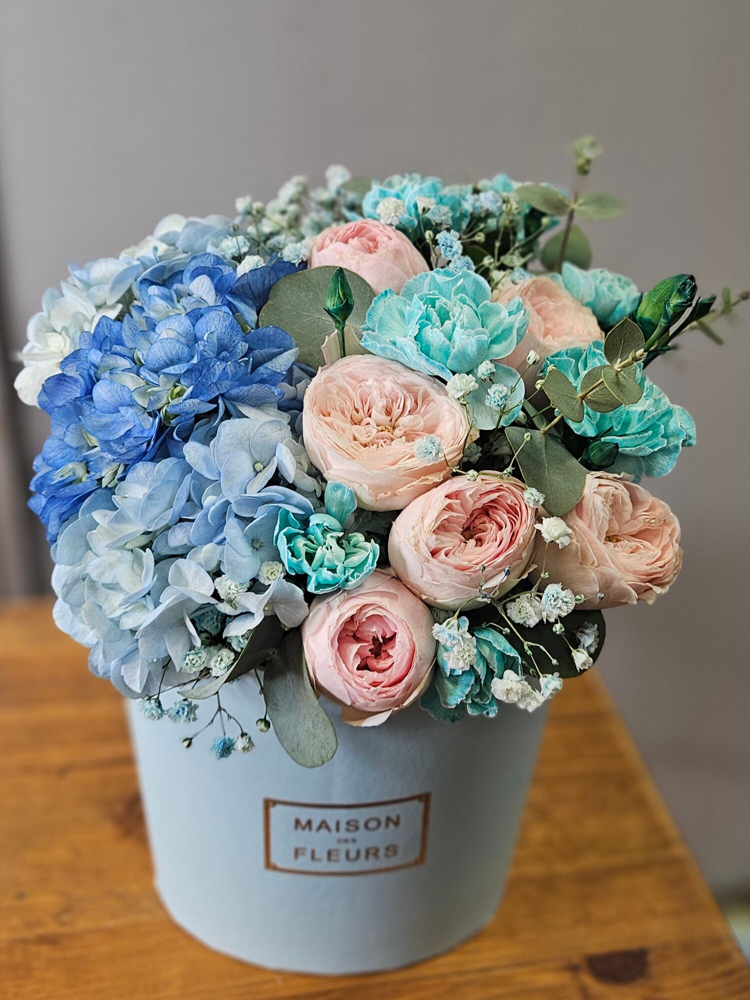 Композиция с голубой гортензией, с пионовидной розой и бирюзовым диантусом «Нежность бирюзы».
