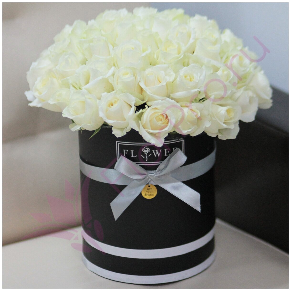 51 белая роза Аваланч в темной коробке