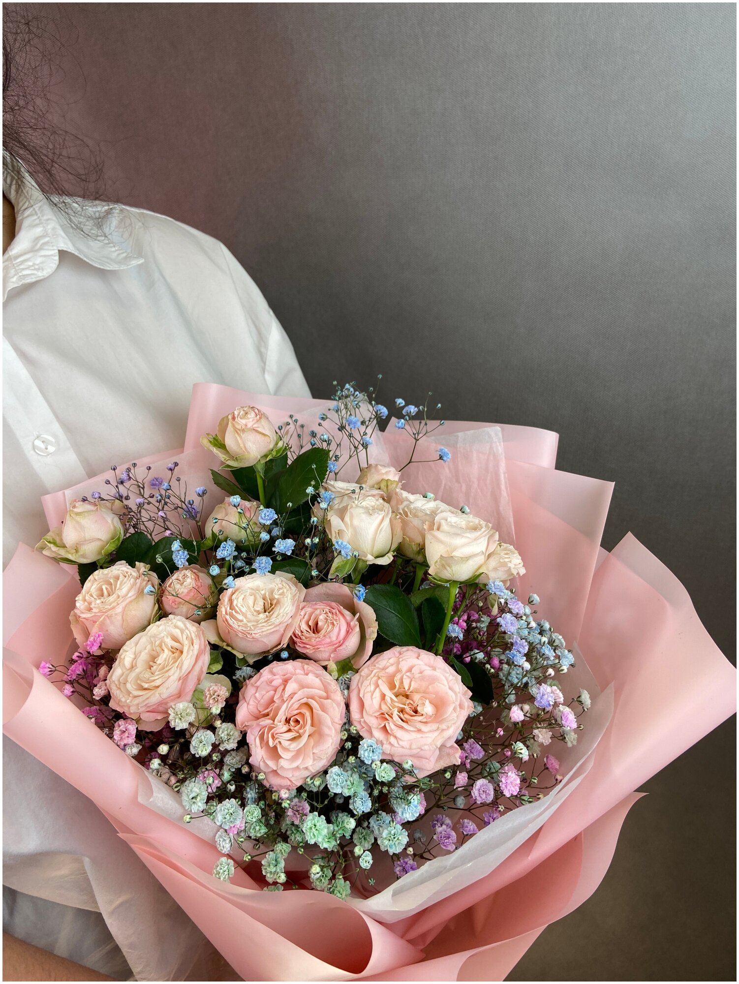 Букет с кустовой пионовидной розой бомбастик и гипсофилой. Комплимент M