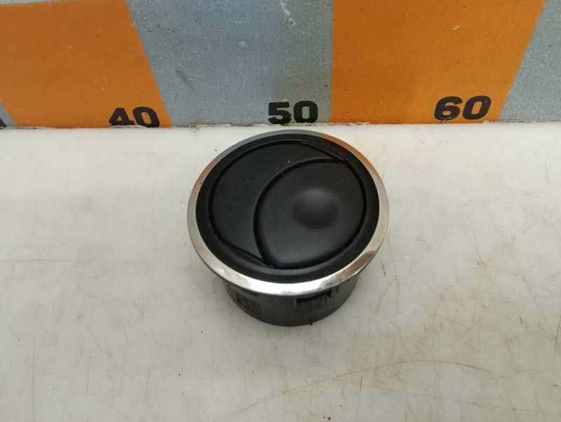 Б/У Рено Логан 2, Renault Sandero 2014- Дефлектор воздушный Renault Logan 2019 2, L8 Лев. 298614 RENAULT арт. 687606360R