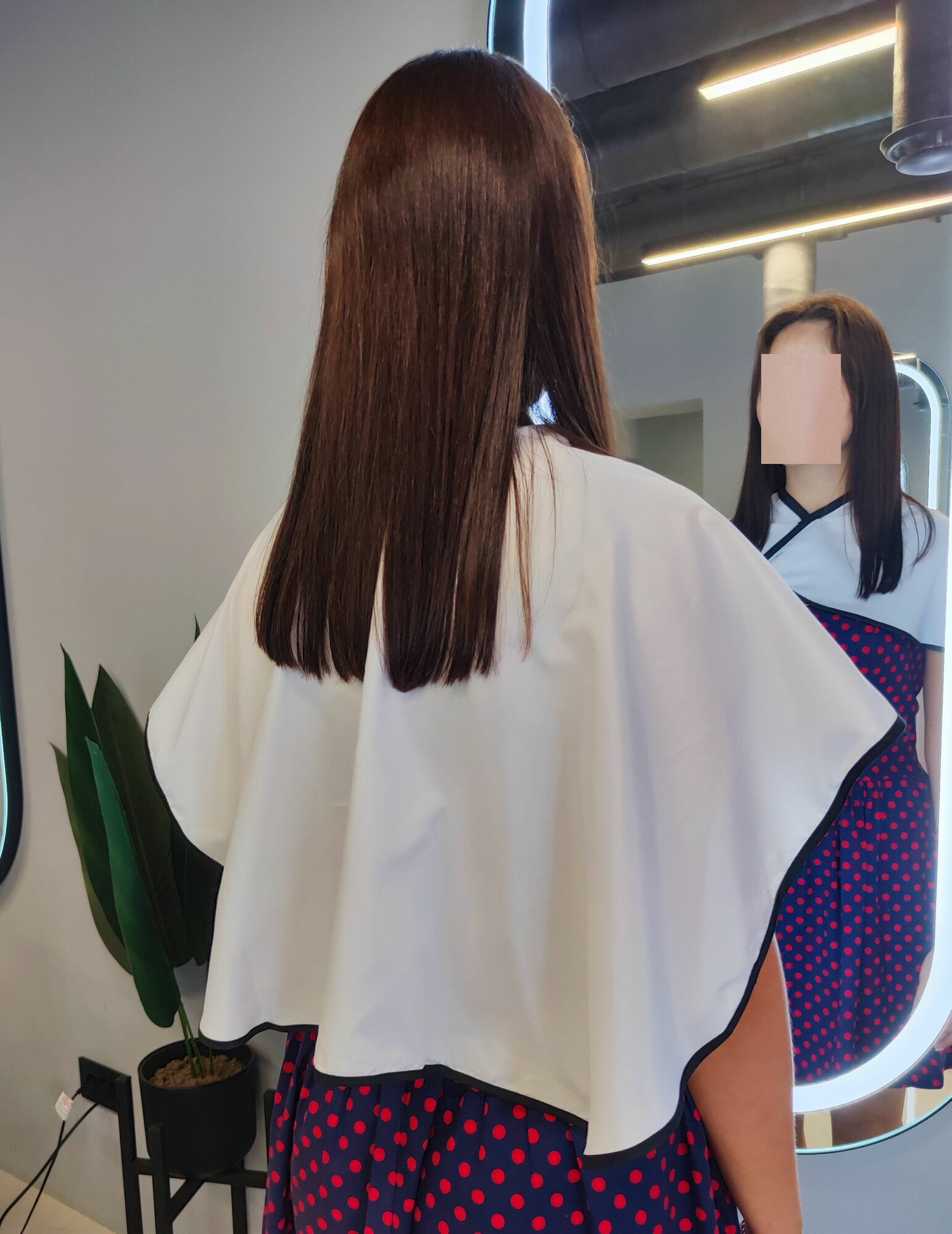 Пеньюар-шаль для клиента без логотипа водоотталкивающий и легко моющийся белый с черным кантом 1 шт