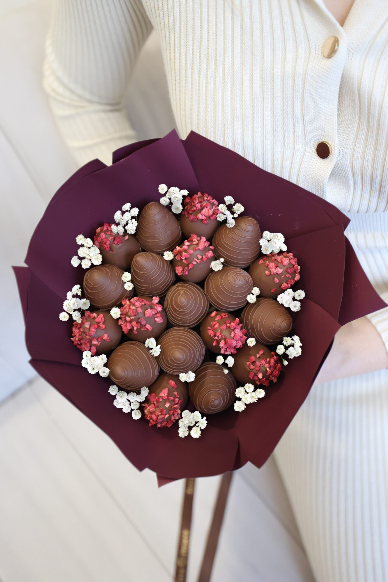 Клубника в шоколаде букет Berry Present "Grase" с гипсофилой, размер S, высота 25 см