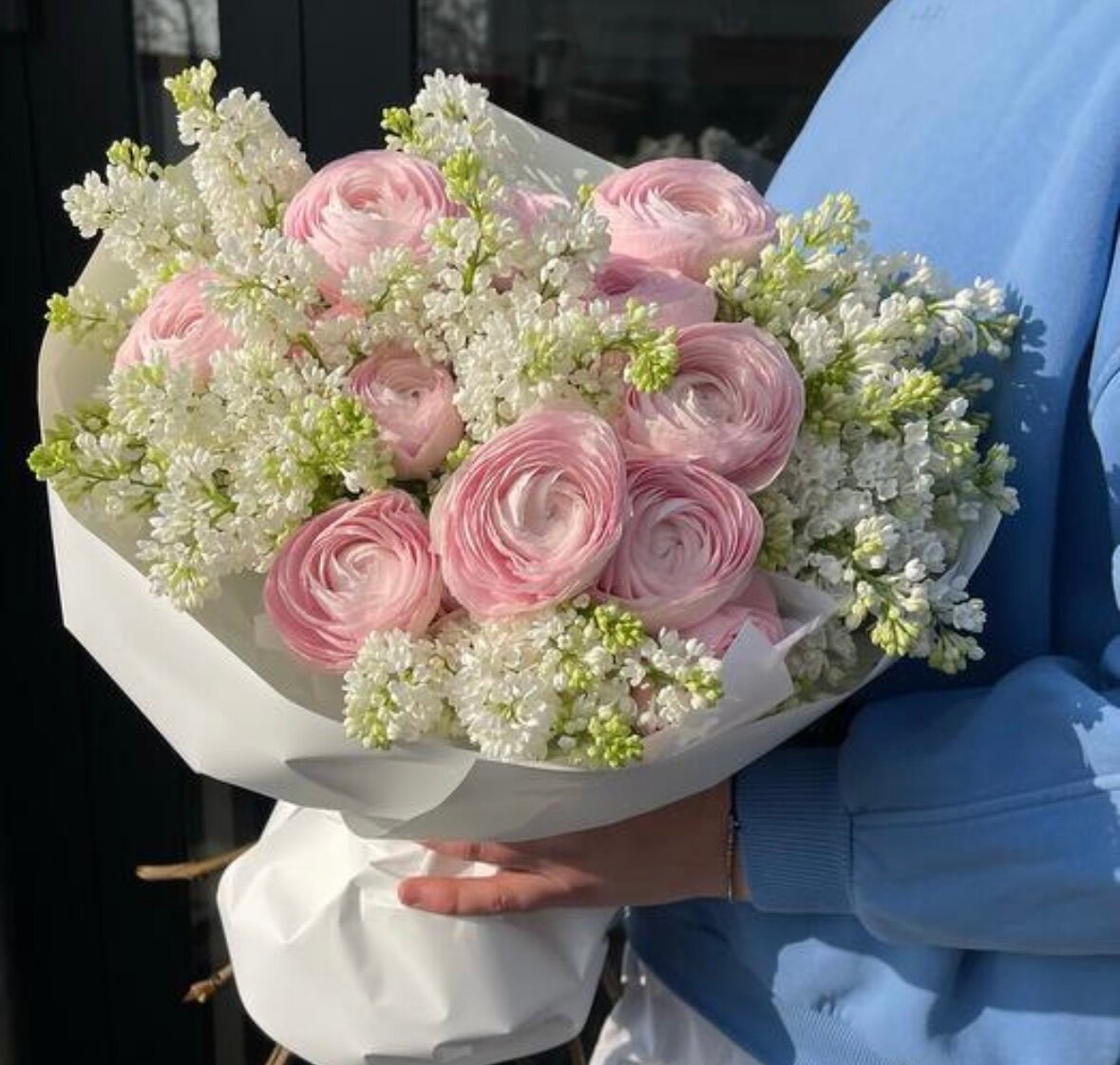 Букет «Стильная весна» (ранункулюсы, белая сирень)