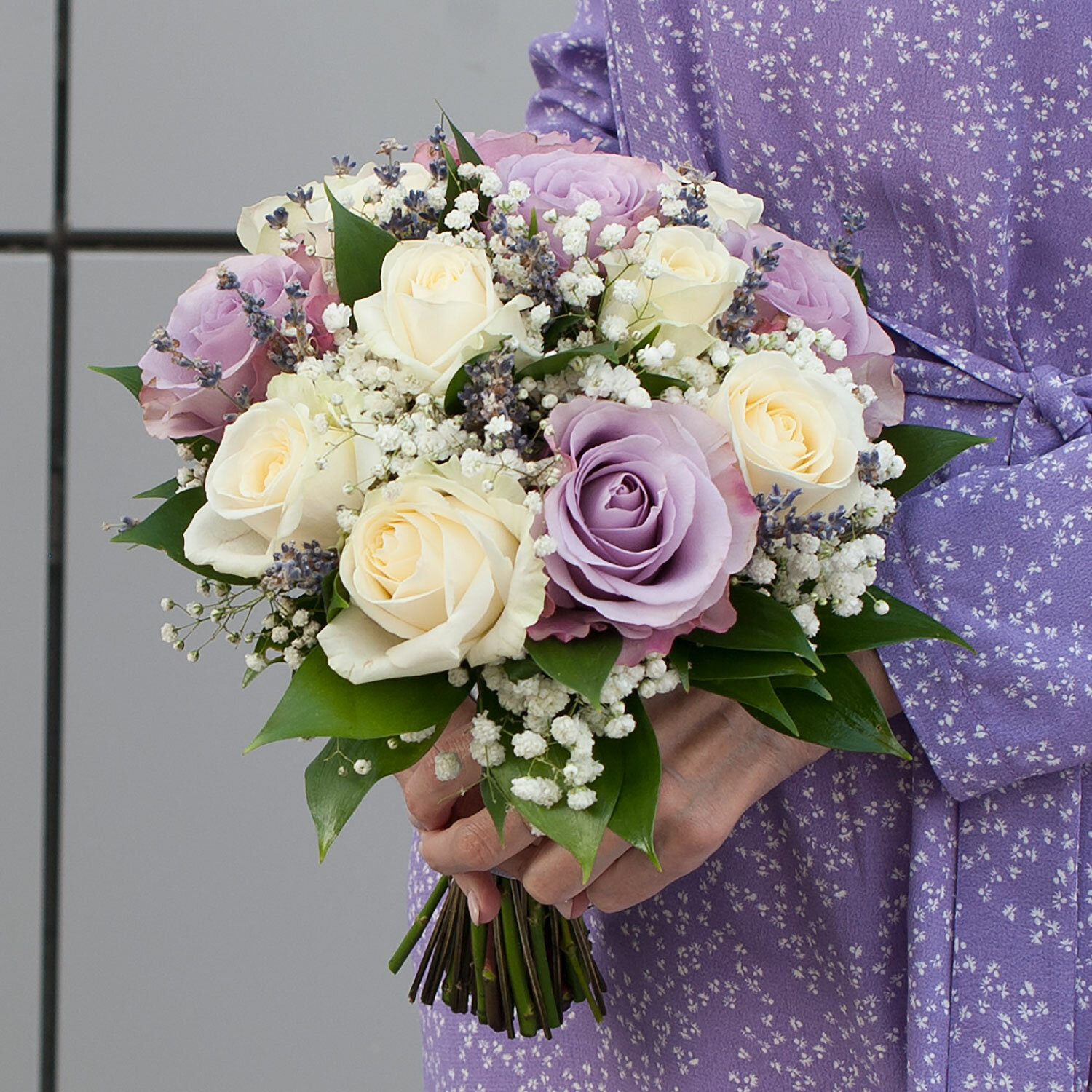 Букет невесты "Амаль" charlotte, круглый, 3 цветка, высота 25см