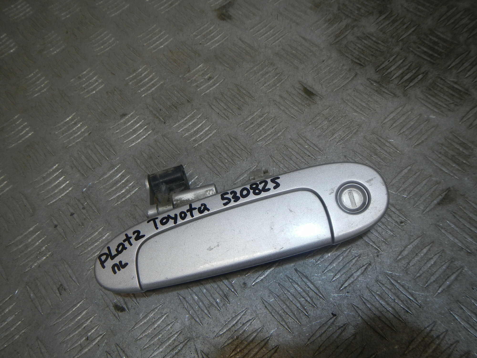 Б/У Ручка двери передней левой (наружняя), Toyota (Тойота)-PLATZ (99-05) TOYOTA PLATZ (99-05) Царапины. 530825 TOYOTA ар...