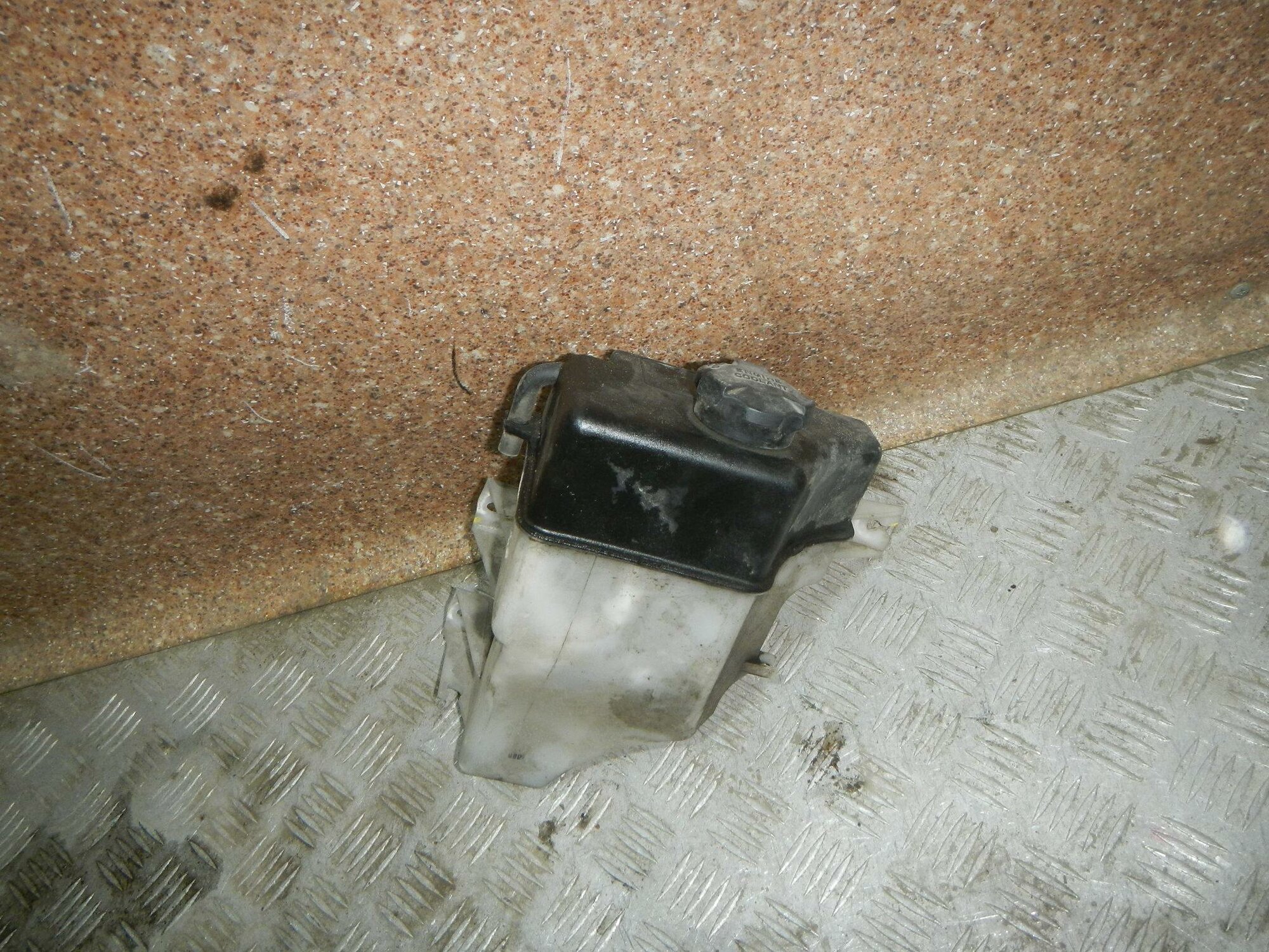 Б/У Бачок расширительный, Hyundai (Хендэ)-GRAND STAREX/H1 (07-) HYUNDAI GRAND STAREX/H1 (07-) С крышкой. Деформация. 4942...