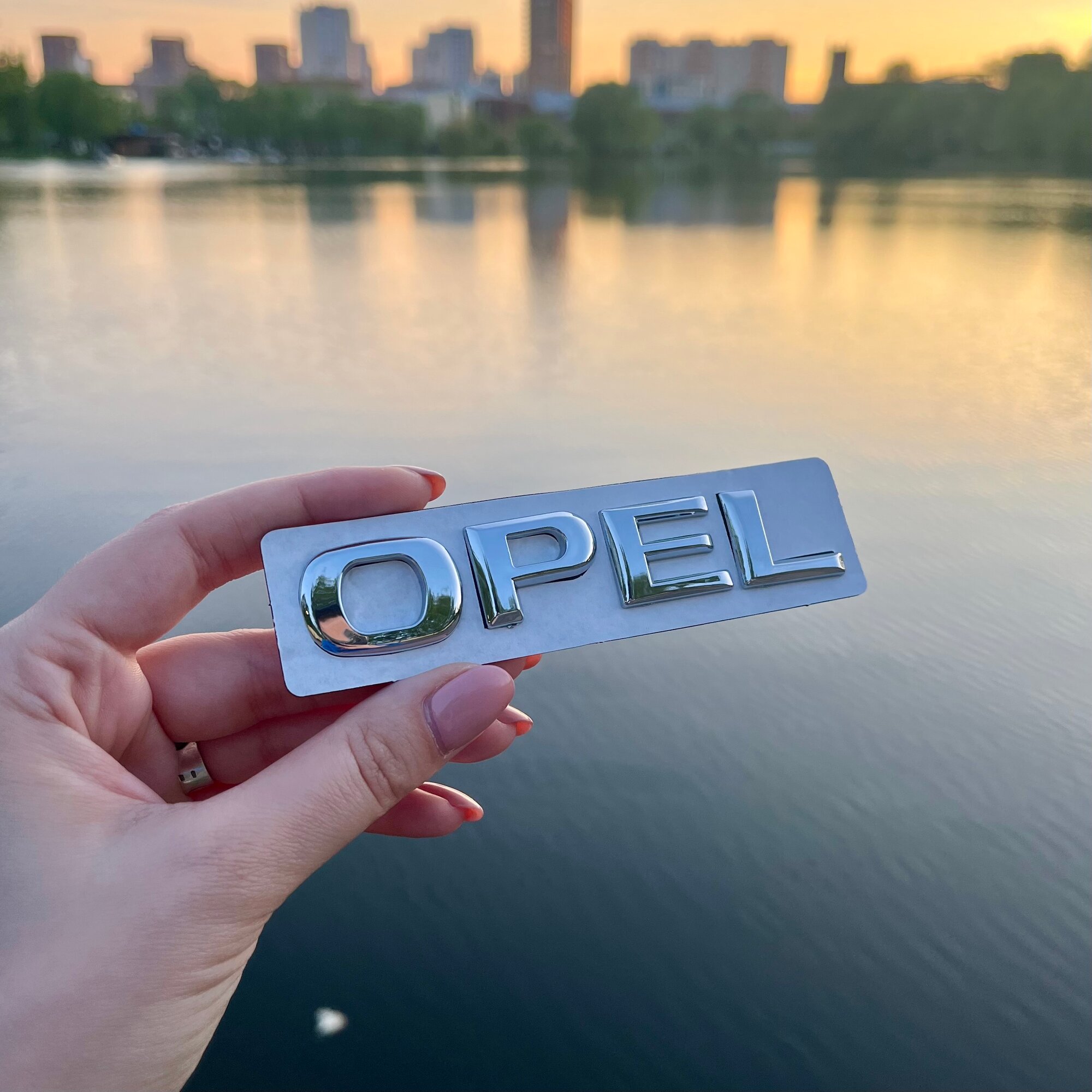 Шильдик Opel, для багажника, двусторонняя наклейка, серебристый, глянцевый — фото 1