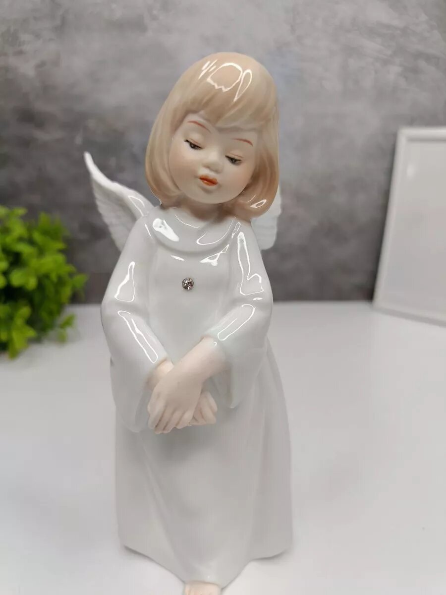 Фарфоровая коллекционная фигурка Малышка - Ангелочек, высота 16.5 см