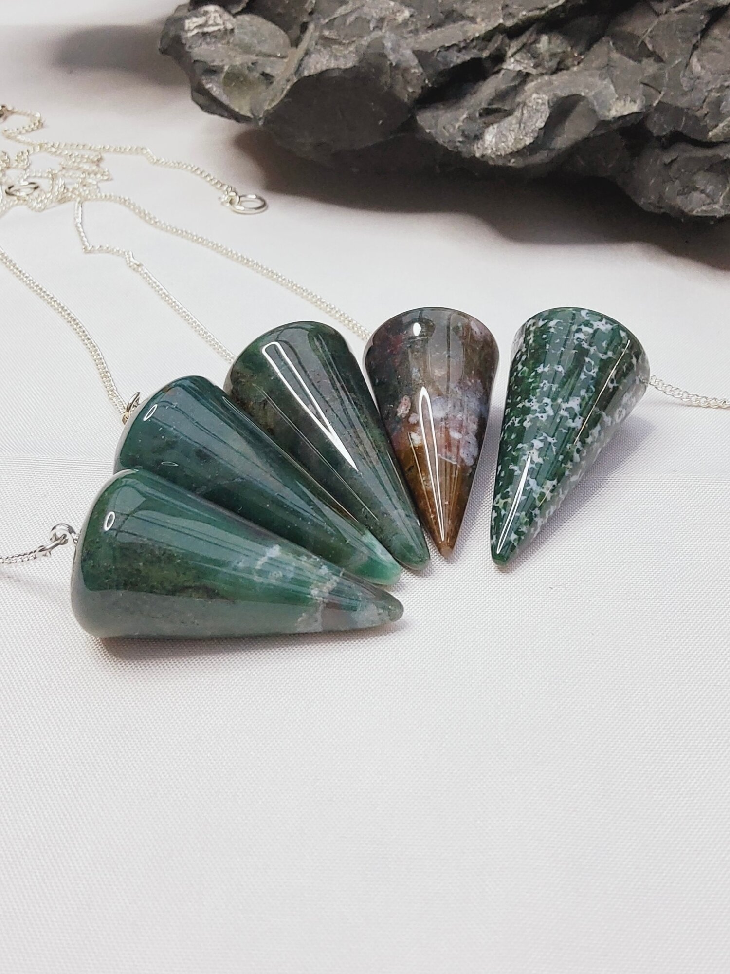 Маятник из натурального камня моховой агат 36 на 18 мм для гадания, поиска ответов и биолокации — кулон подвеска талисман амулет