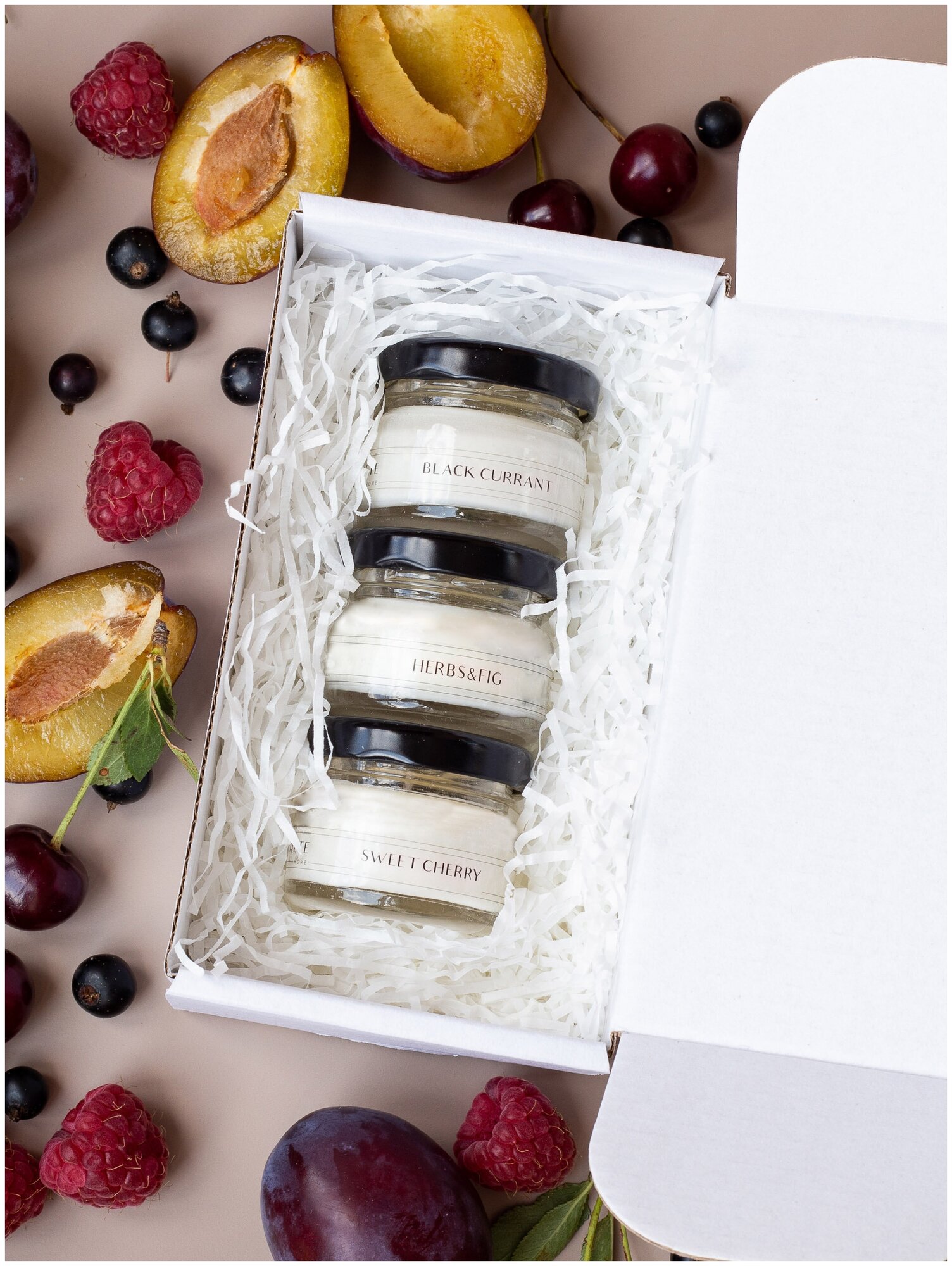 Подарочный набор ароматических свечей "сладкоежка мини", свеча ароматическая 3 шт. Ароматы: черная смородина, инжир и травы, благородное красное