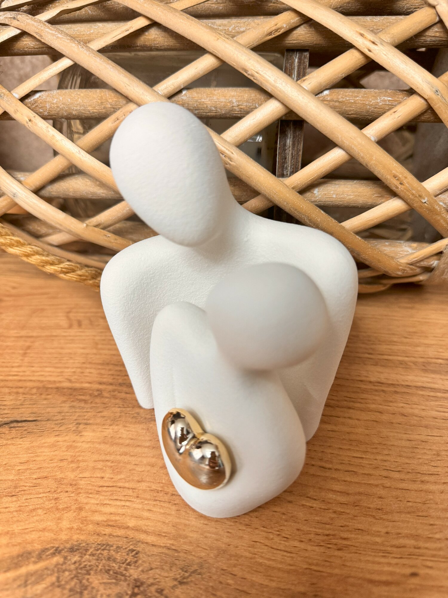 Фарфоровая фигурка "Мужчина и женщина с сердцем", бренд неизвестен