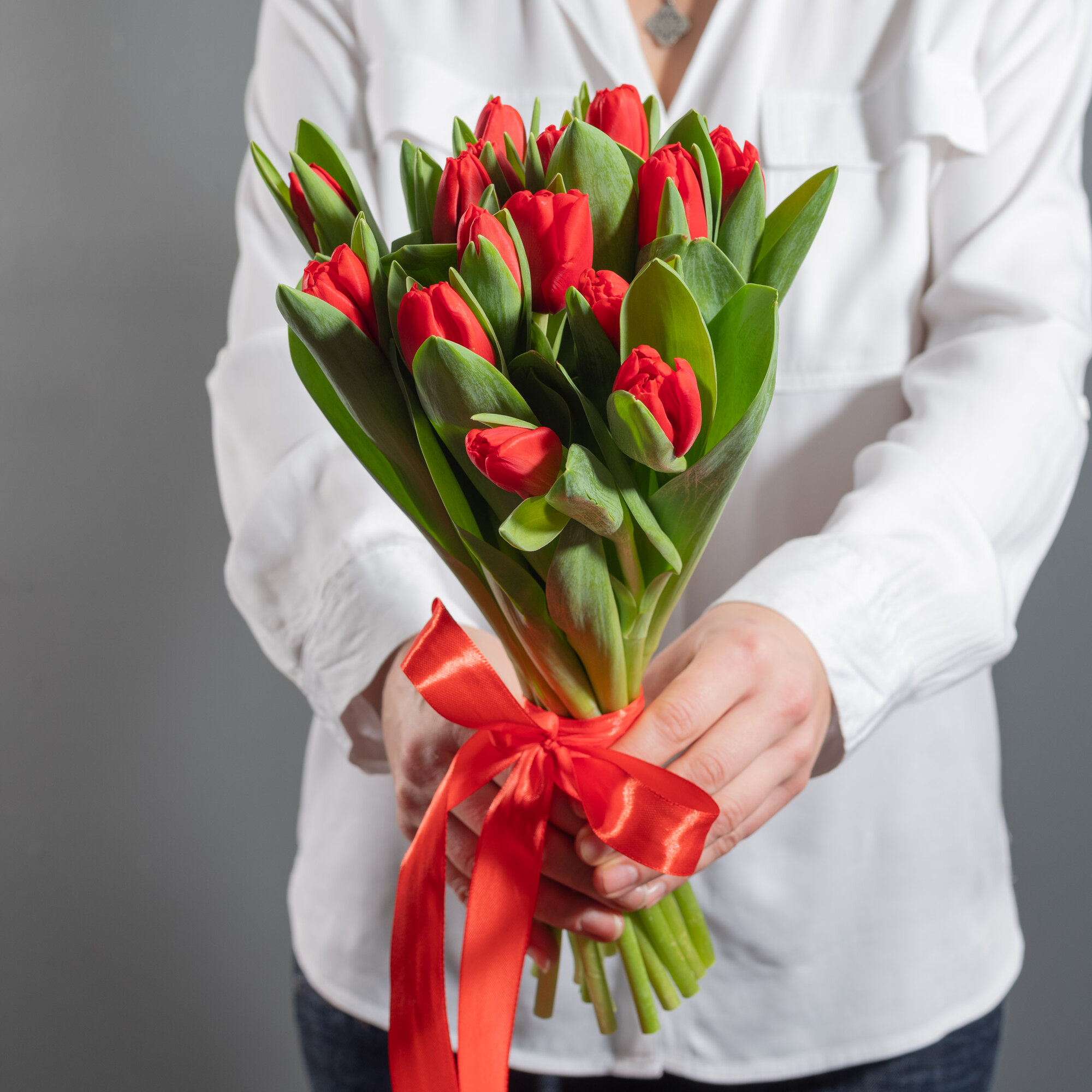 Букет Flor-Pro Flowers живых цветов из 15 красных тюльпанов с атласной лентой