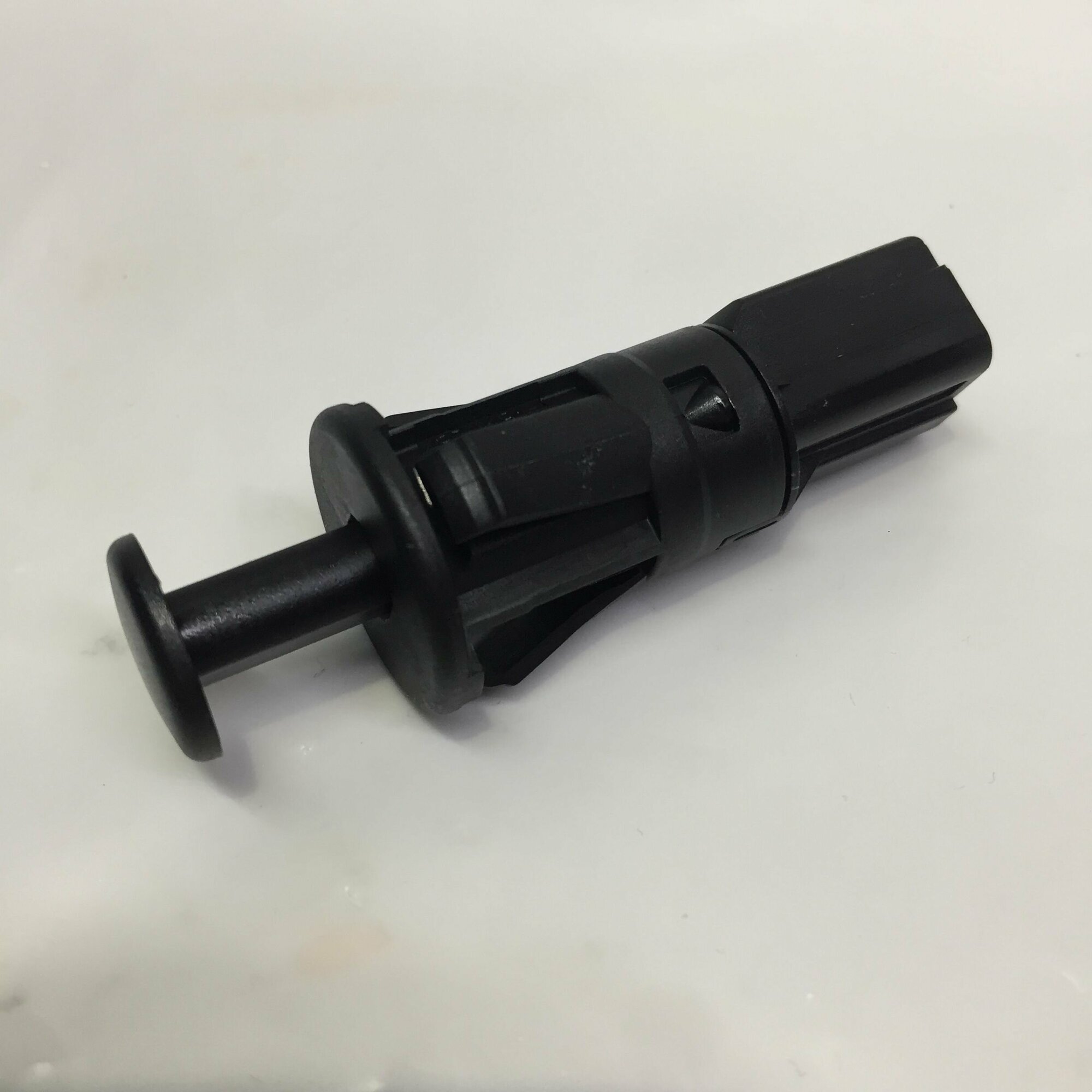 Выключатель дверной подсветки багажника Renault 7700429418 Logan 2005-2014 Logan II Sandero