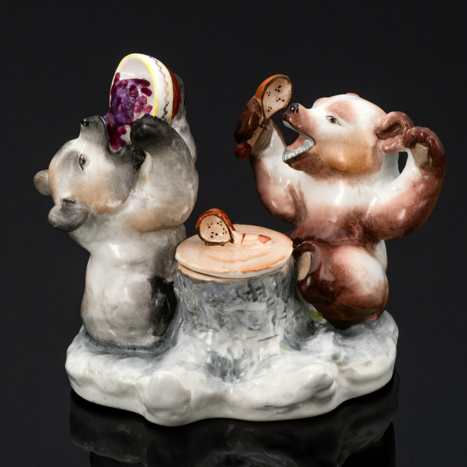 Чернильница «Медвежата», скульптор Е. И. Чарушин, фарфор, роспись