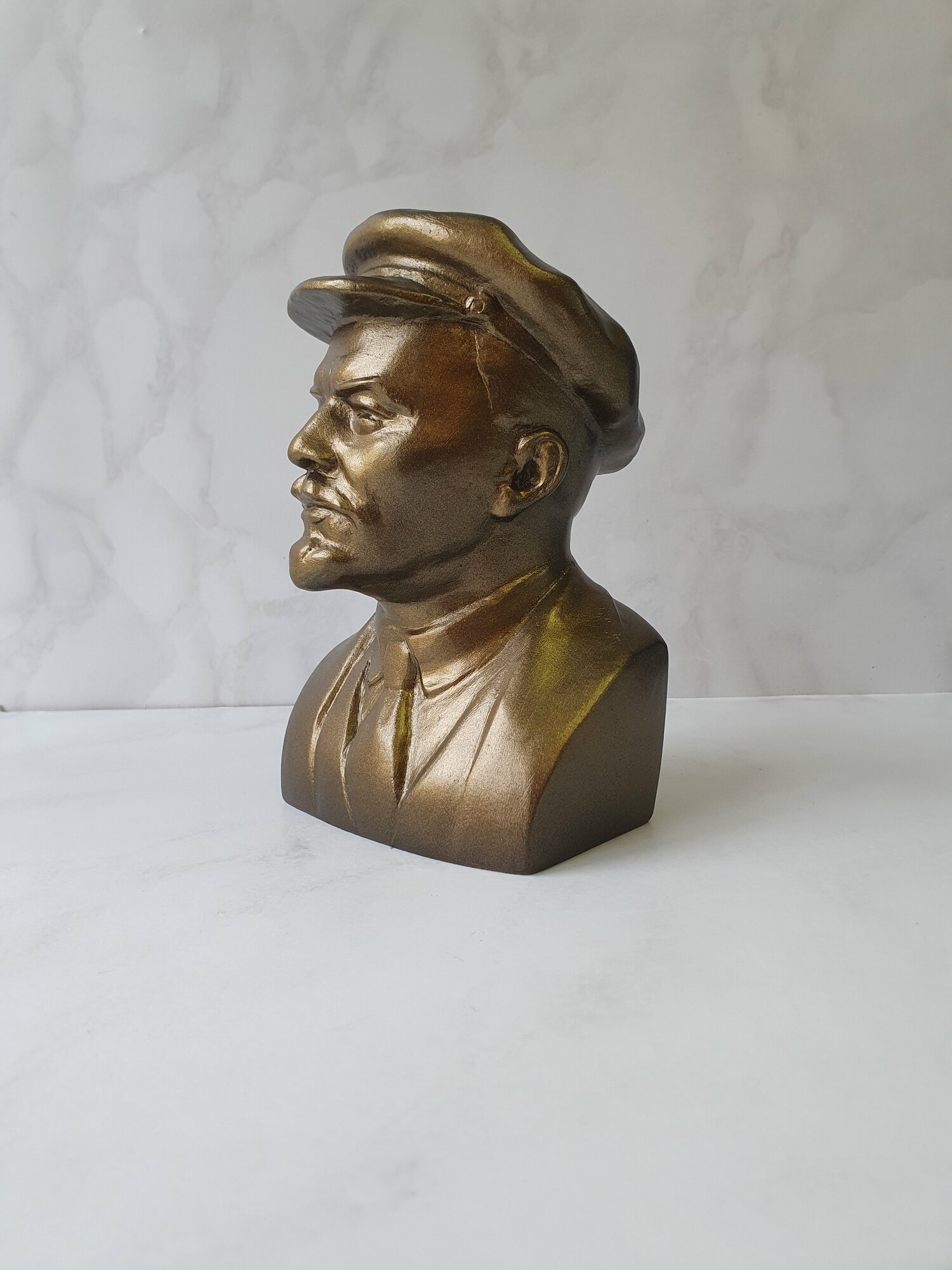 Статуэтка бюст политический деятель В. И. Ленин. Высота 16,5см. Гипс. Цвет белый.