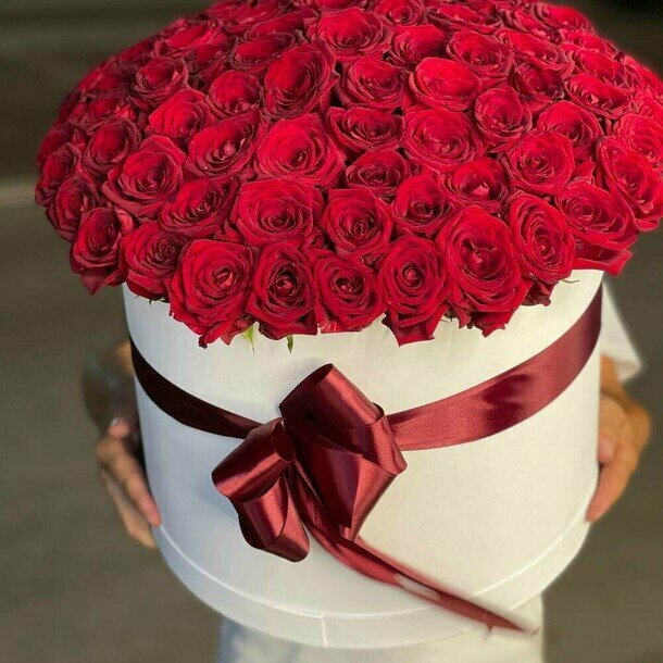 101 красная роза в шляпной коробке